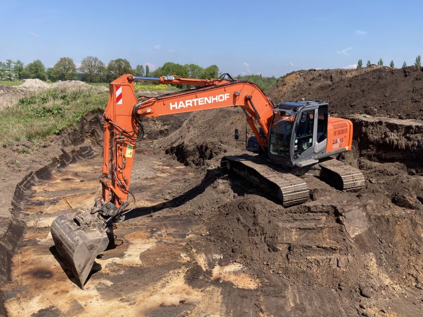Foto Hitachi Zaxis 180 LC van Gebr. Hartenhof BV