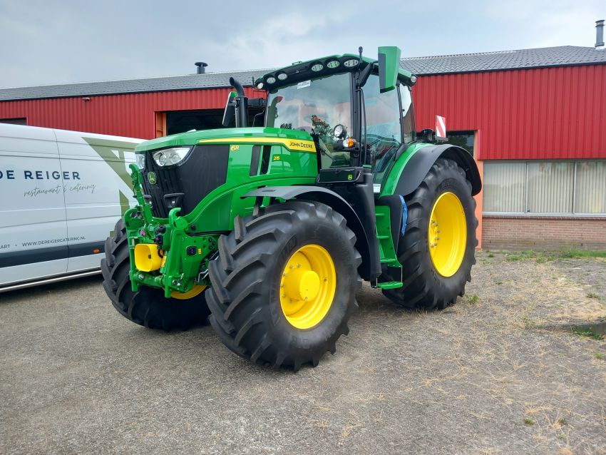 Foto John Deere 6R 215 van Kraakman BV