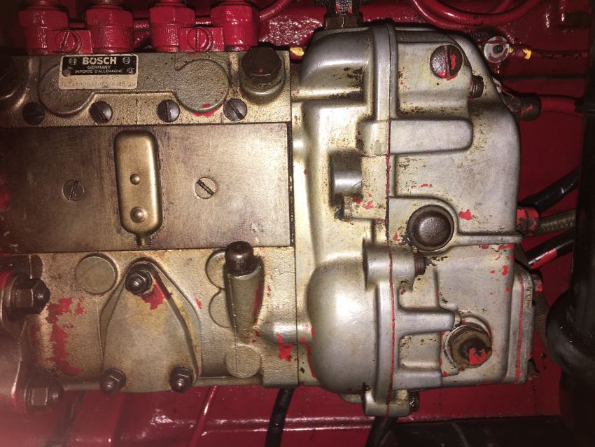 Mc-Cormick D 430 - Olie bijvullen brandstofpomp / overloop