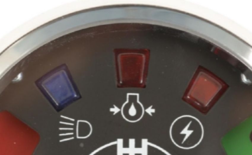 International 633 - rode lampje met teken van bliksem brand soms