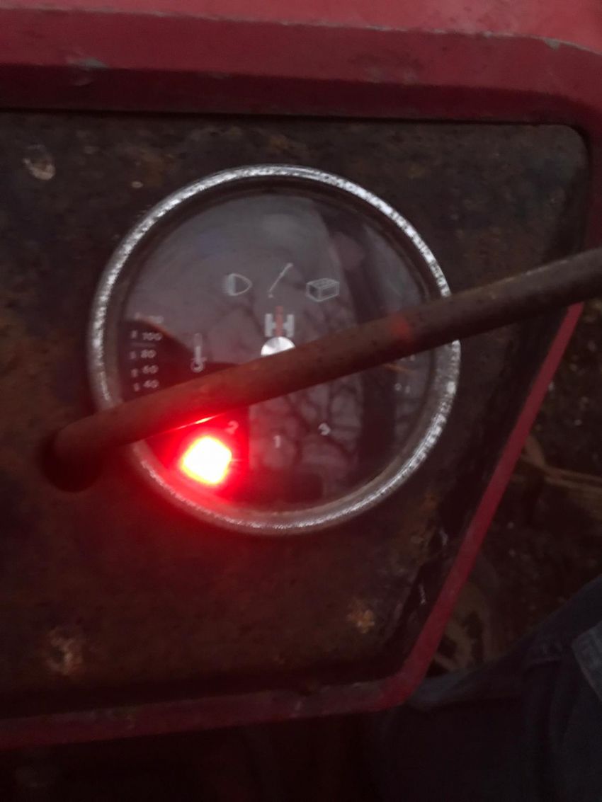 International 353 - Rood lampje op dashboard
