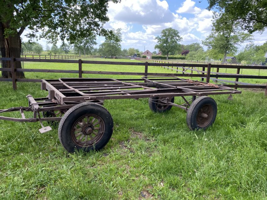 Te koop: Platte kar (houten wielen)