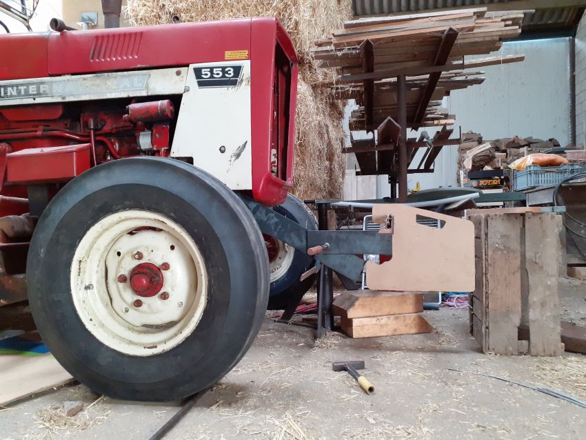 International 553 - Hoogte frontgewichten voor weegbrug