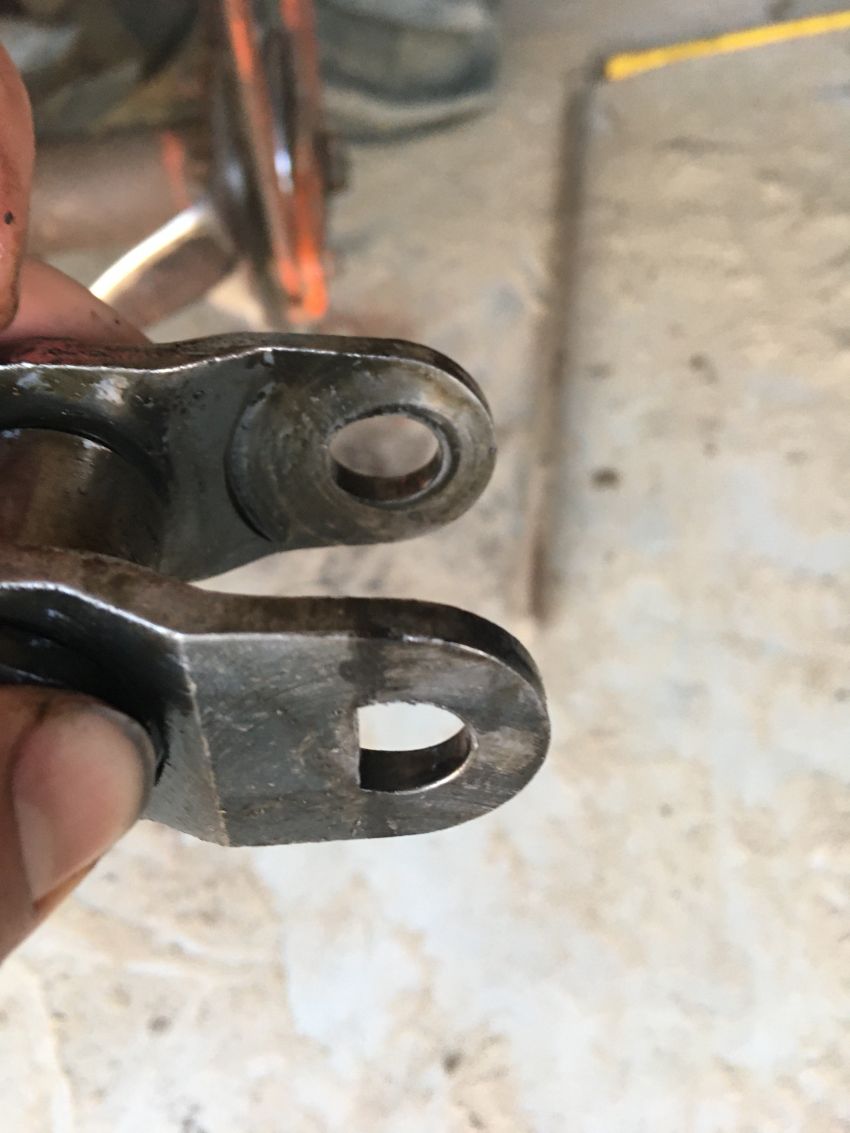 Hoort de ketting een schakel met speling te hebben?