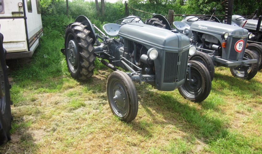 Ford 9N Fiche technique / Info - France