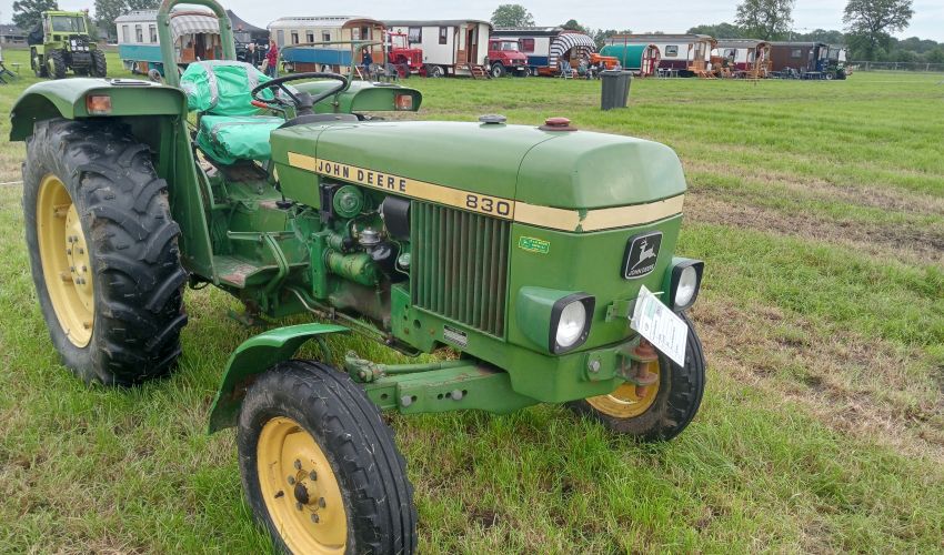 John Deere 830 Fiche technique / Info - France