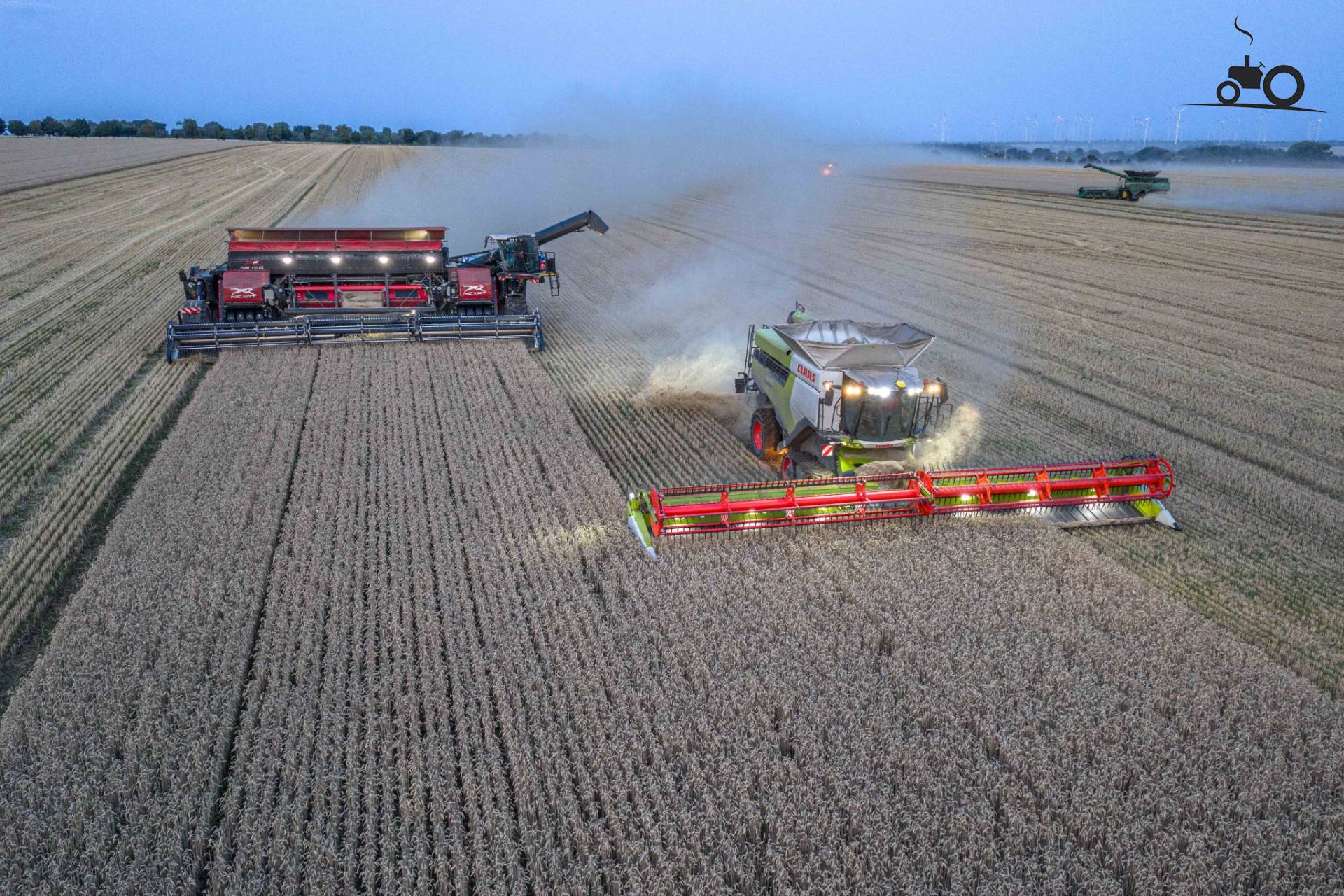 Claas Lexion 8900 en Nexat Prototype landbouwmachines