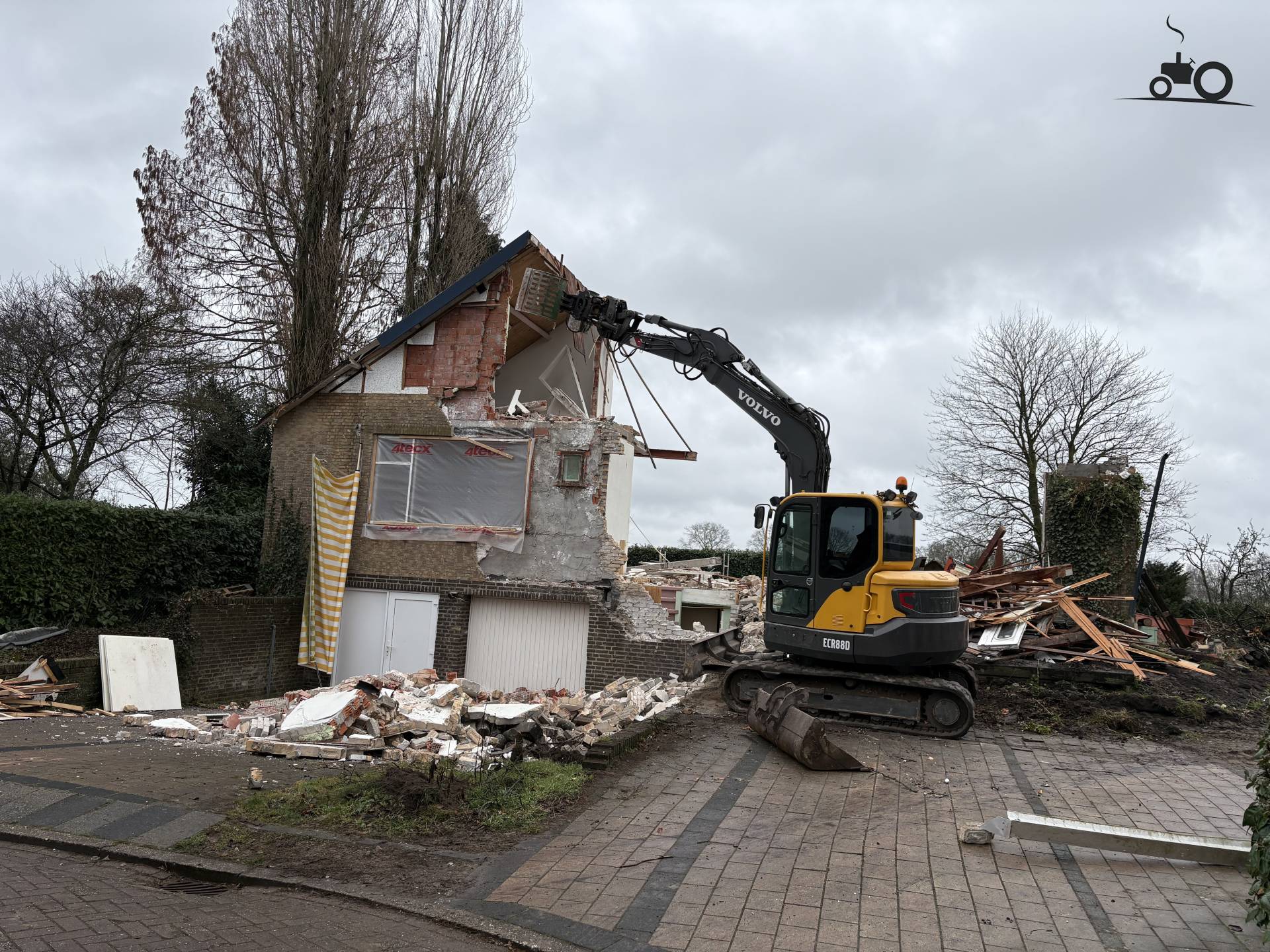Onderkelderd huis slopen met Volvo ECR88