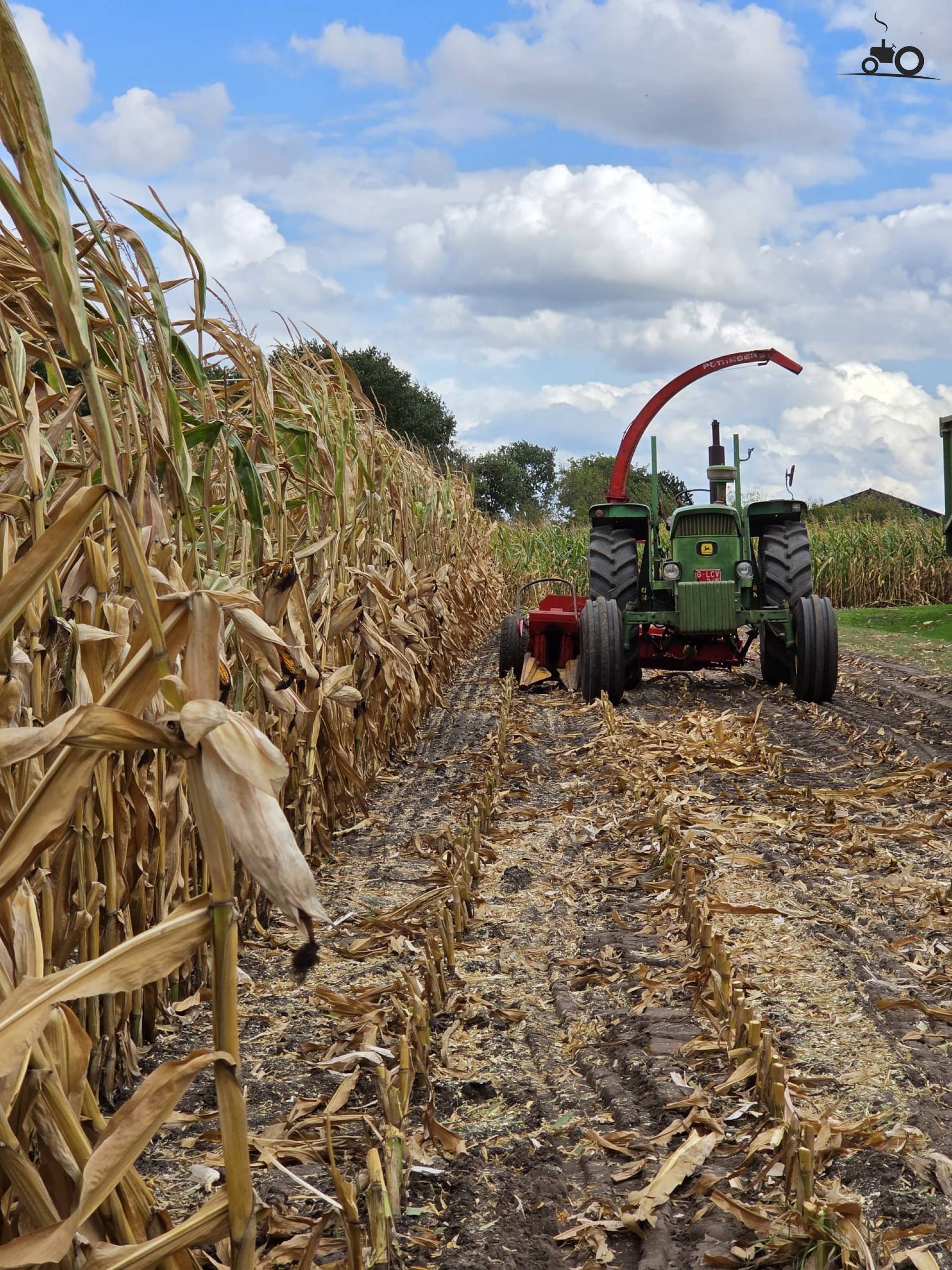 John Deere 3130 met Pottinger MEX 2 maïshakselaar in actie