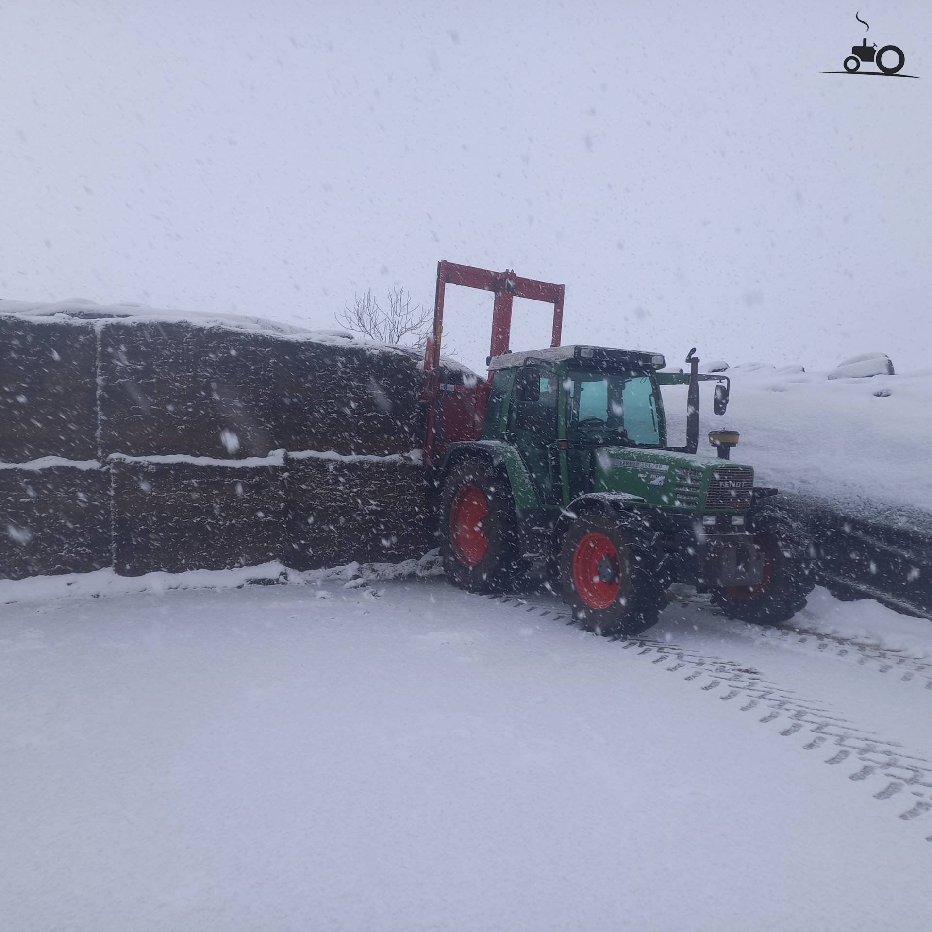 Fendt 308/90 in een winterse sneeuwlandschap