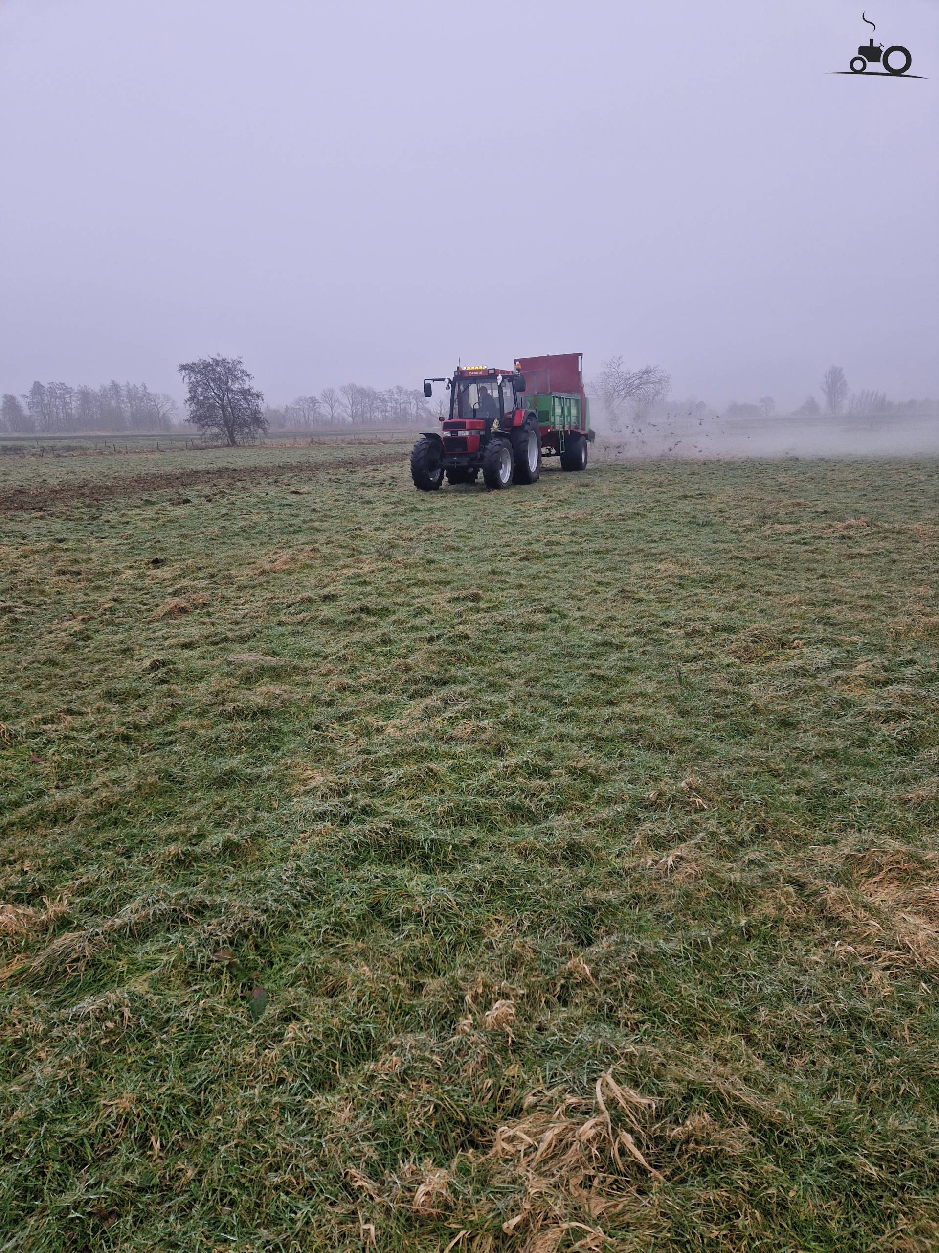 Vaste mest strooien met de 845xl plus en strautmann breedstrooier