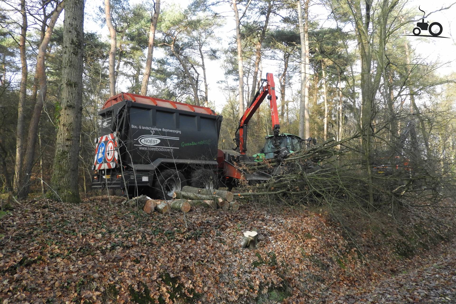 Deutz-Fahr Agrotron 8280 in actie met snipperen van snoeiafval