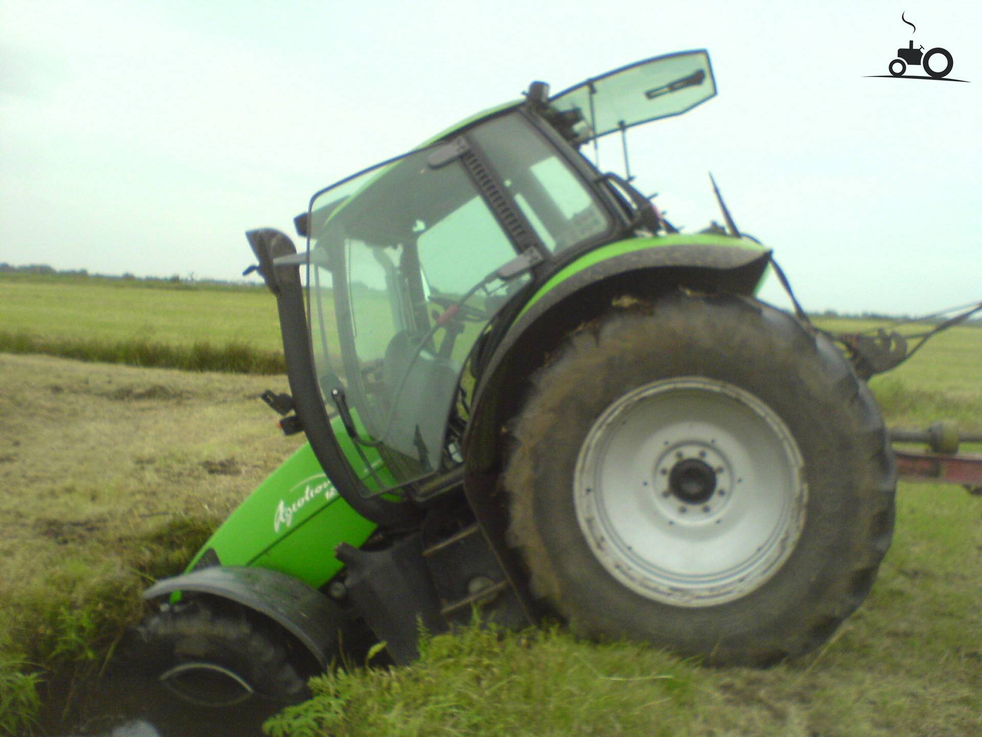 Vastgereden - BLOOPERS In de sloot