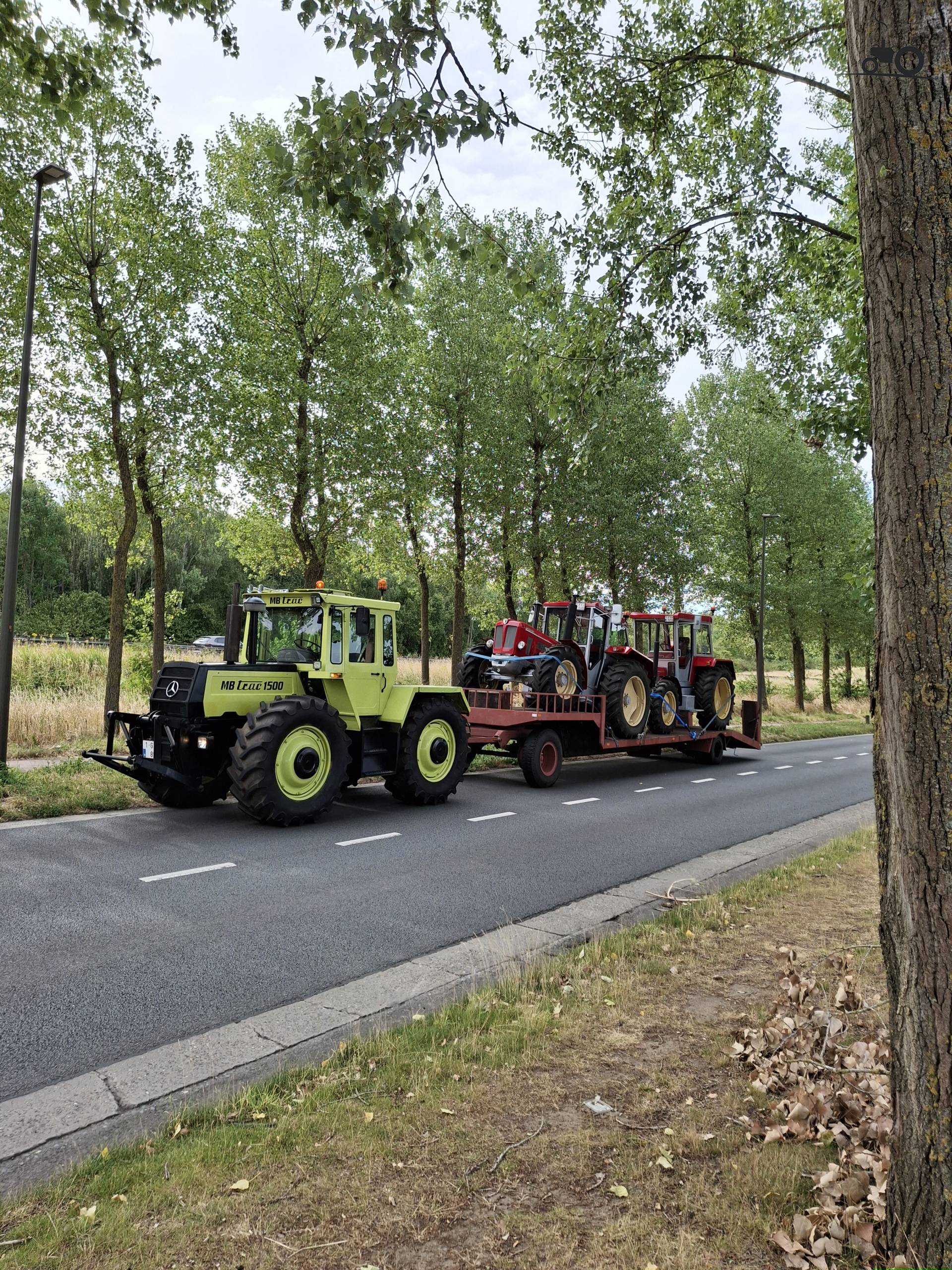 Transport van MB Trac en Schlüter tractoren op dieplader