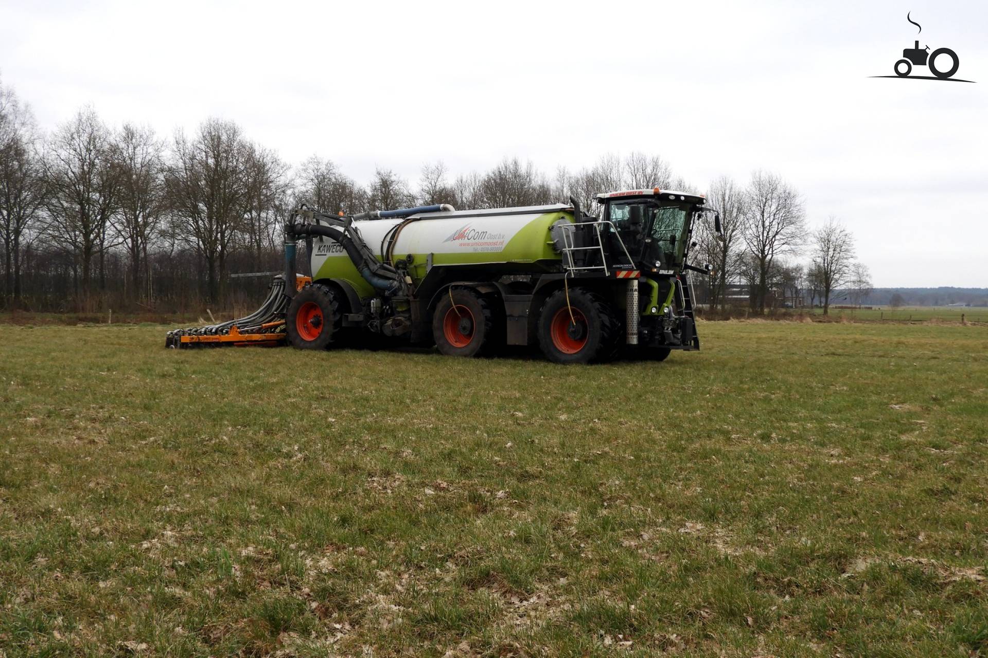 Foto Claas Xerion Saddle Trac van Unicom Oost BV