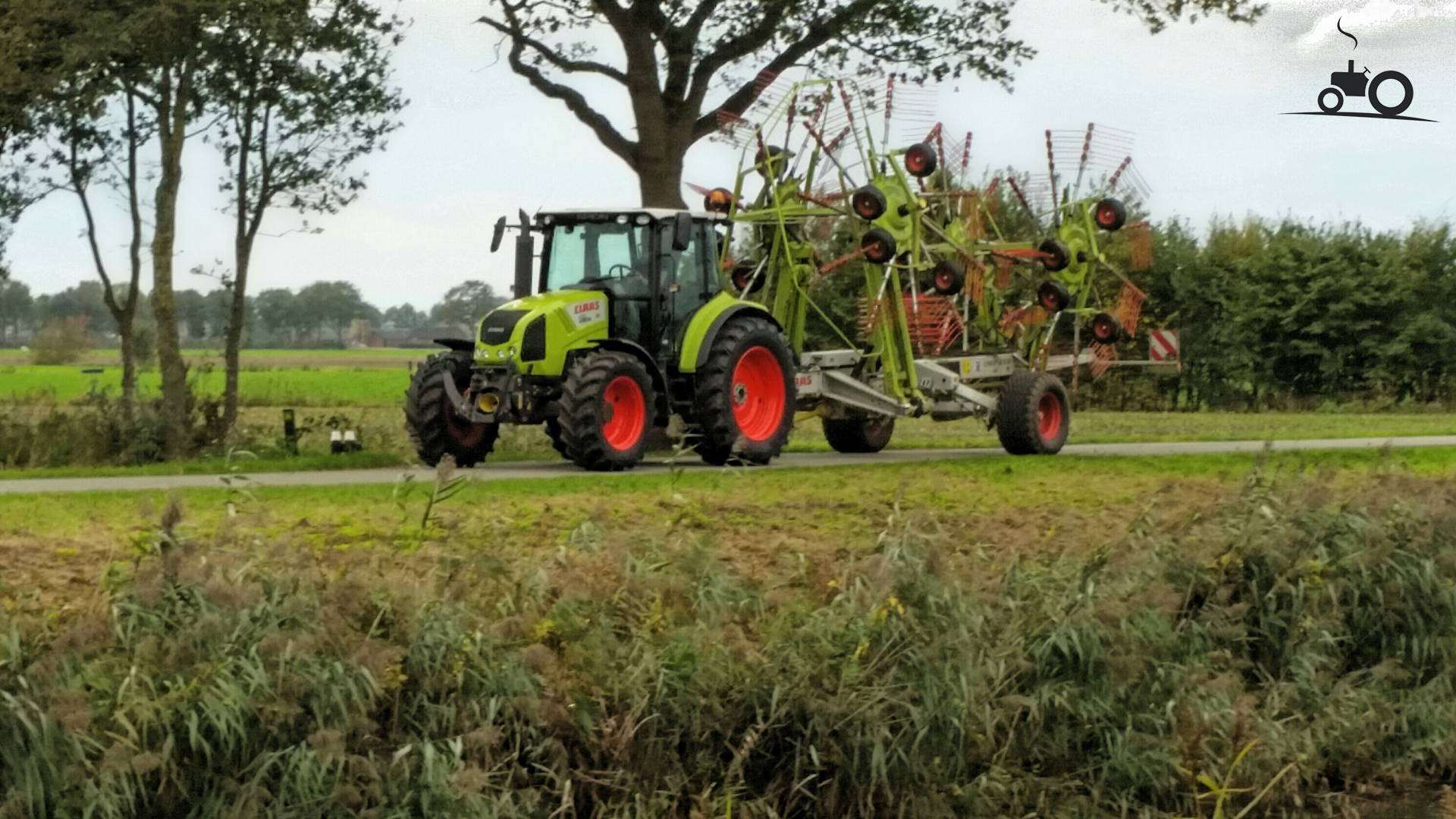 Foto Claas Arion 430 #880295