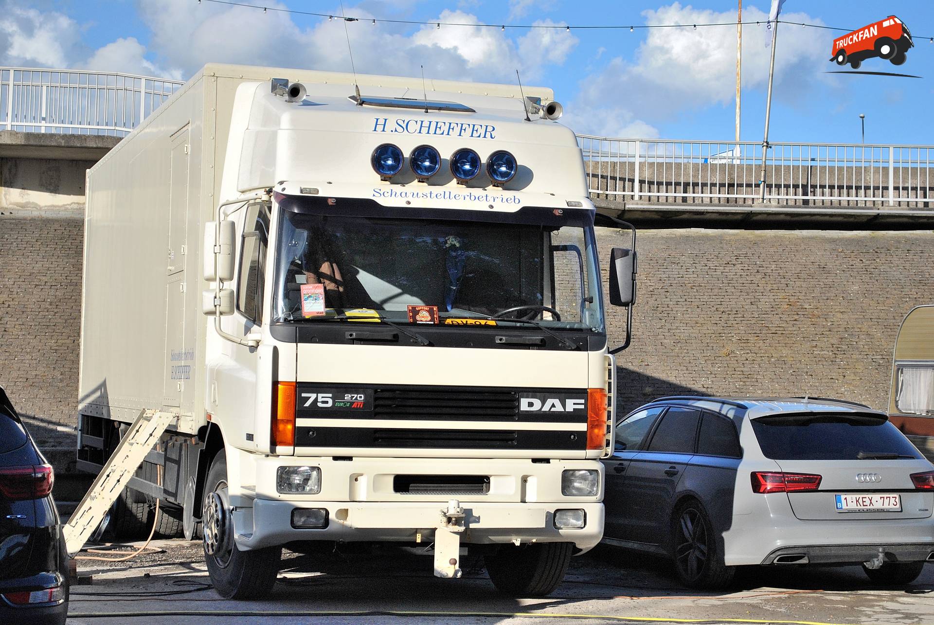 Foto DAF 75 van kermis