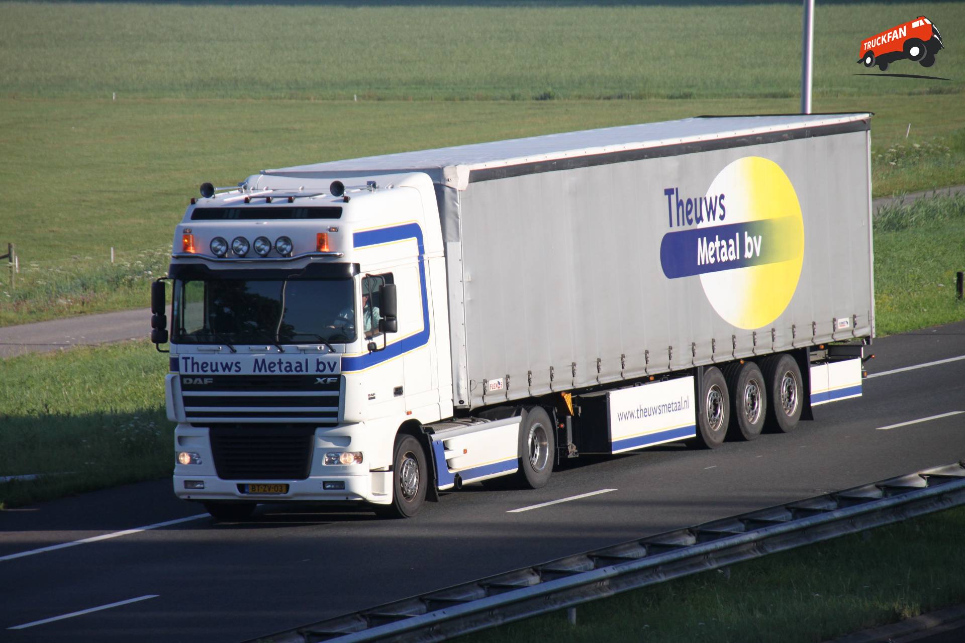 Foto DAF XF95 van Theuws Metaal