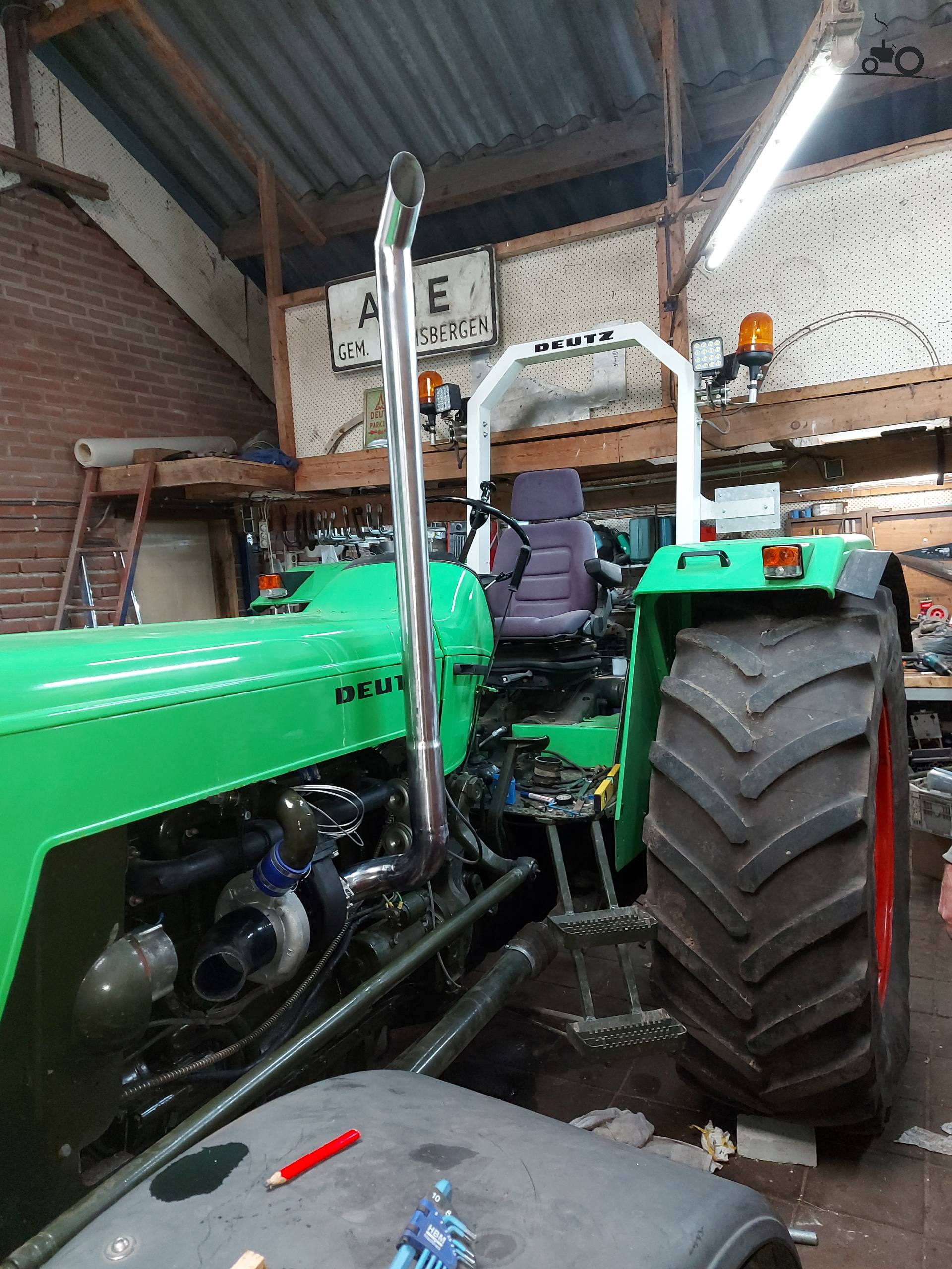 Deutz D10006 met schuitemaker calypso 80 strooier