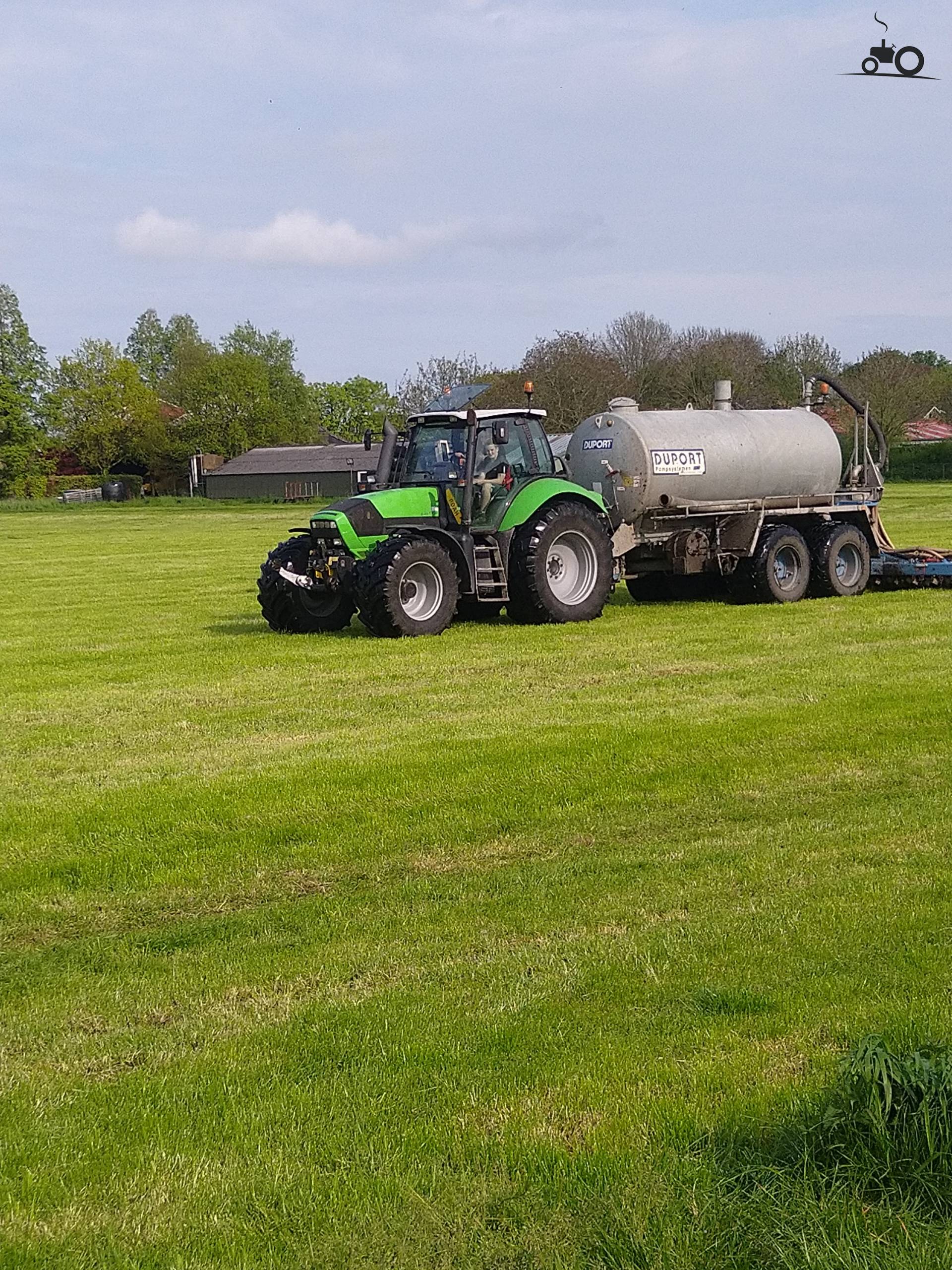 Deutz 610 ttv aan het mest rijden