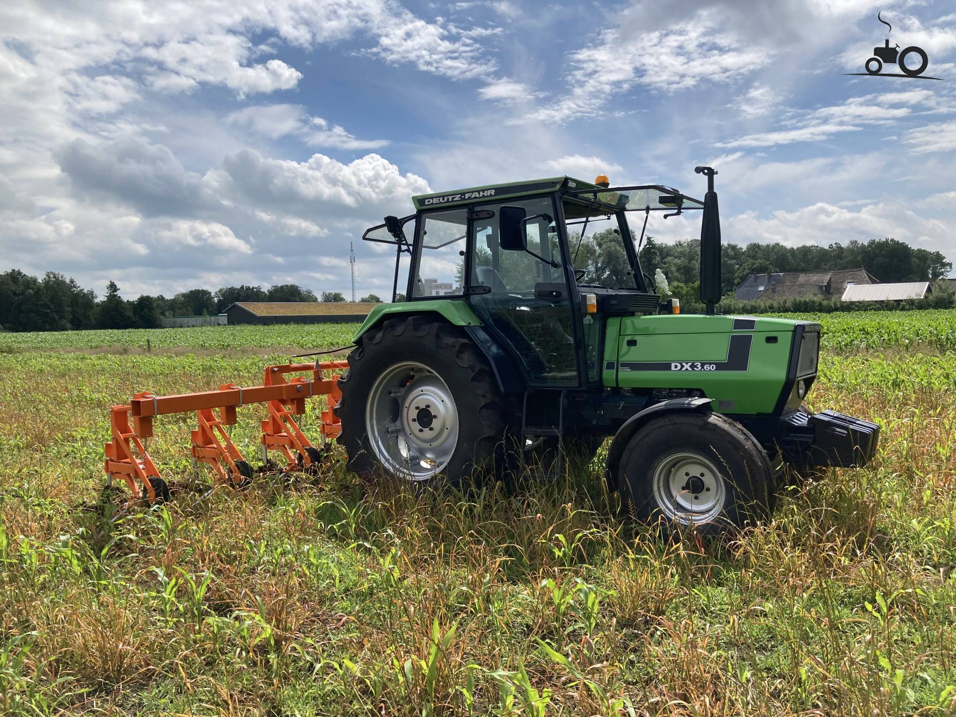 Deutz Fahr dx 3.60 aan het schoffelen met een van der Sluis schoffel