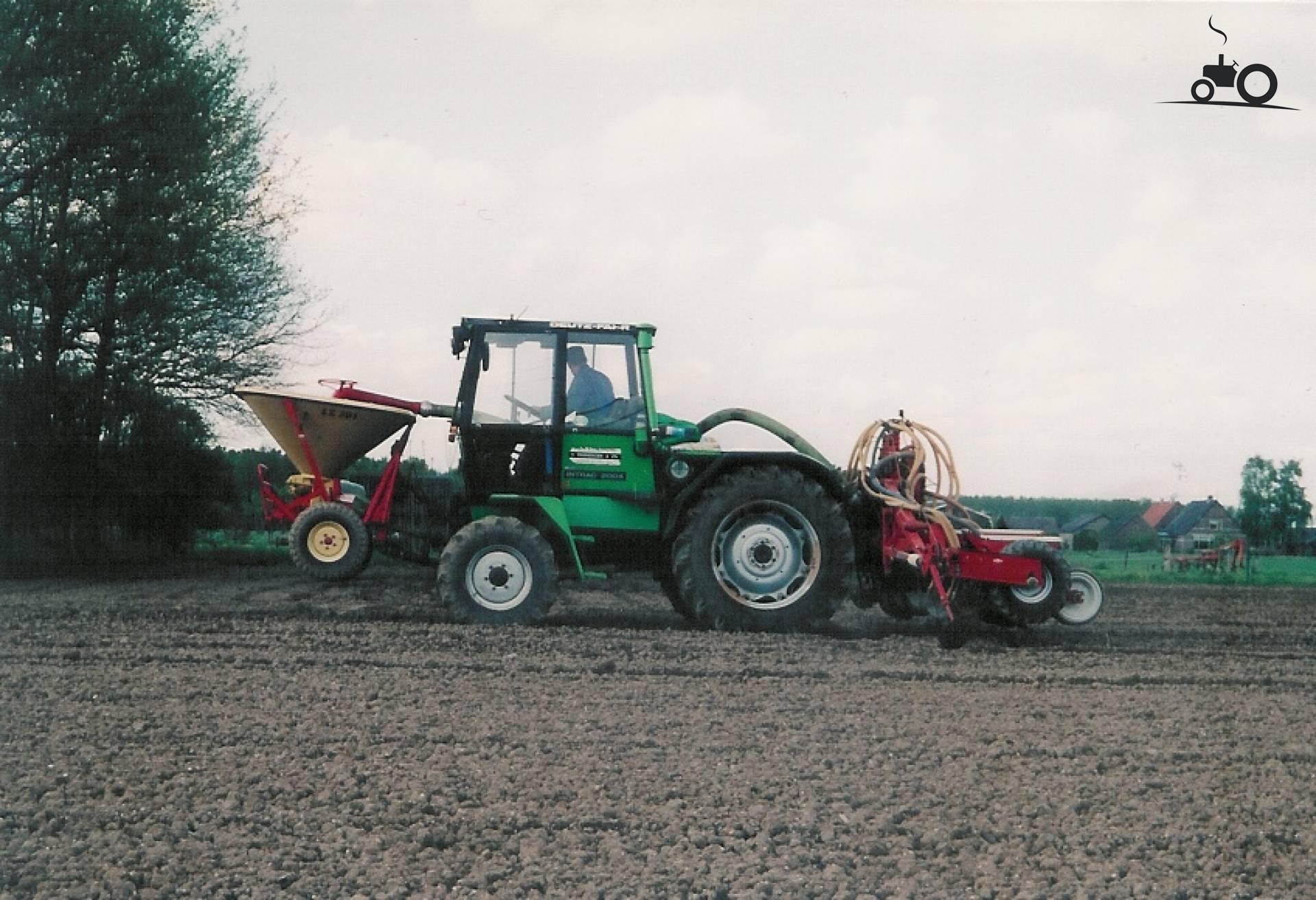 Foto Deutz-Fahr Intrac 2004 van Loonbedrijf Pannekoek VOF