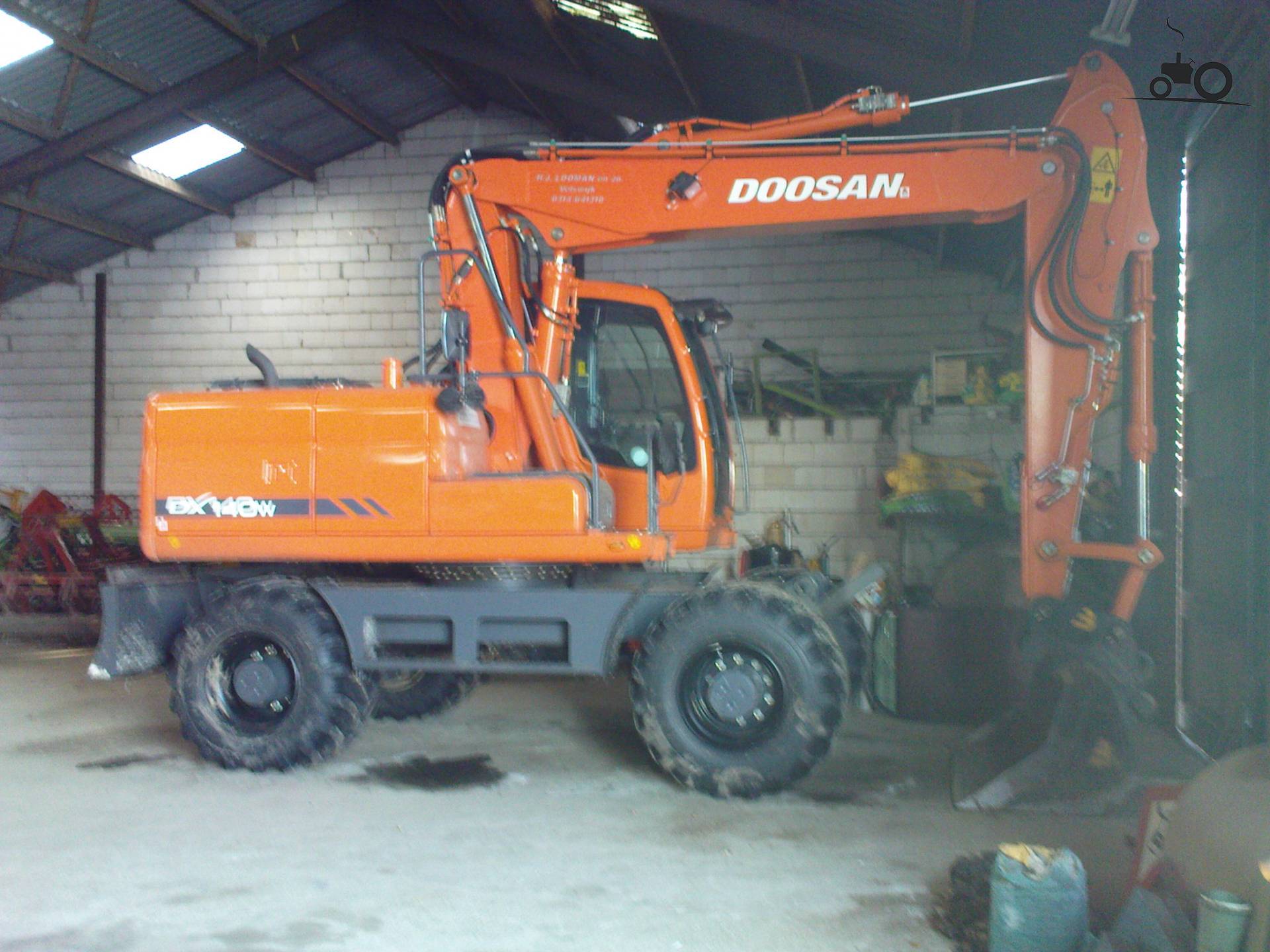 Foto Doosan DX140W van H.j. Looman en Zn.