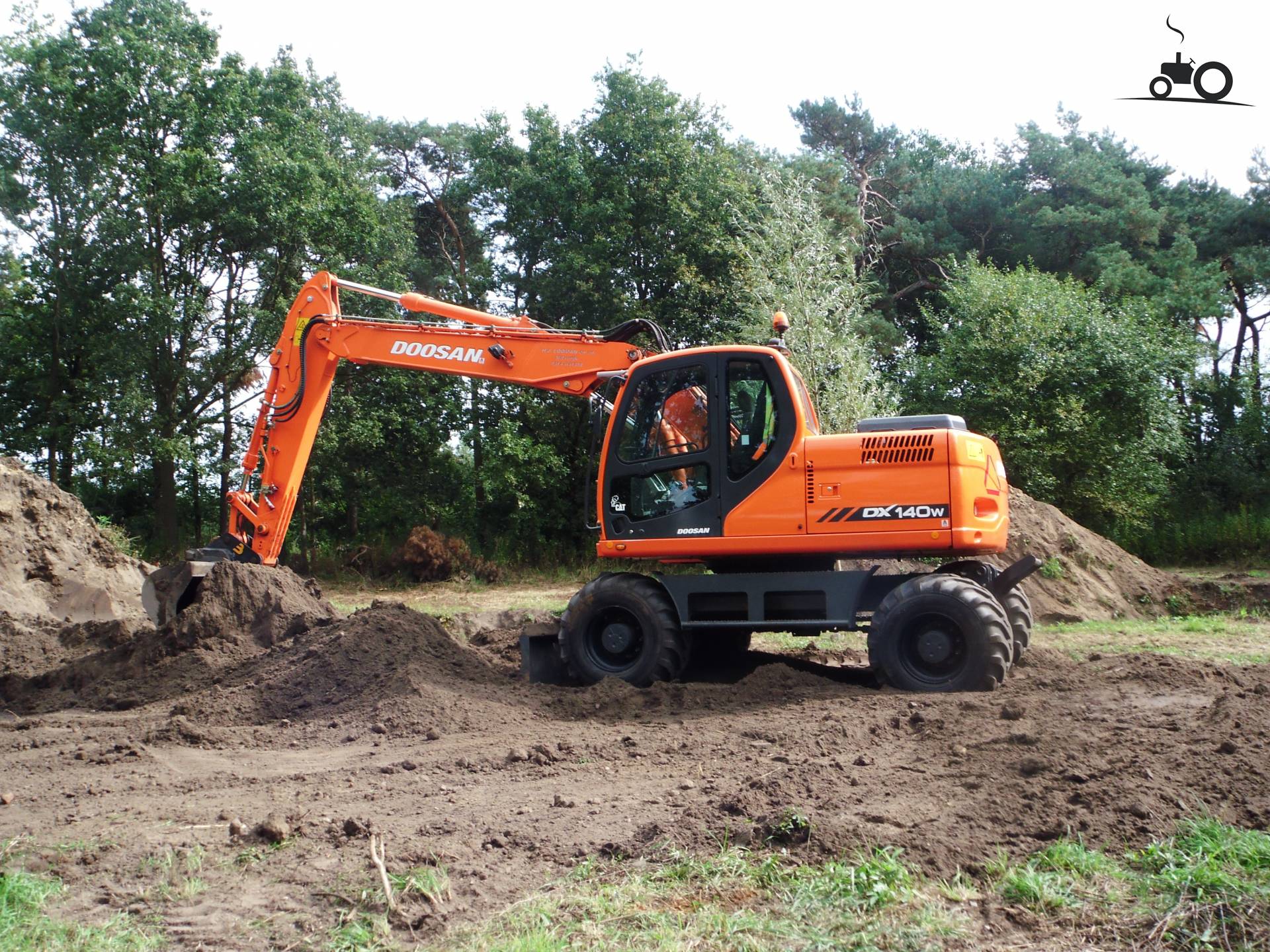 Foto Doosan DX140W van H.j. Looman en Zn.