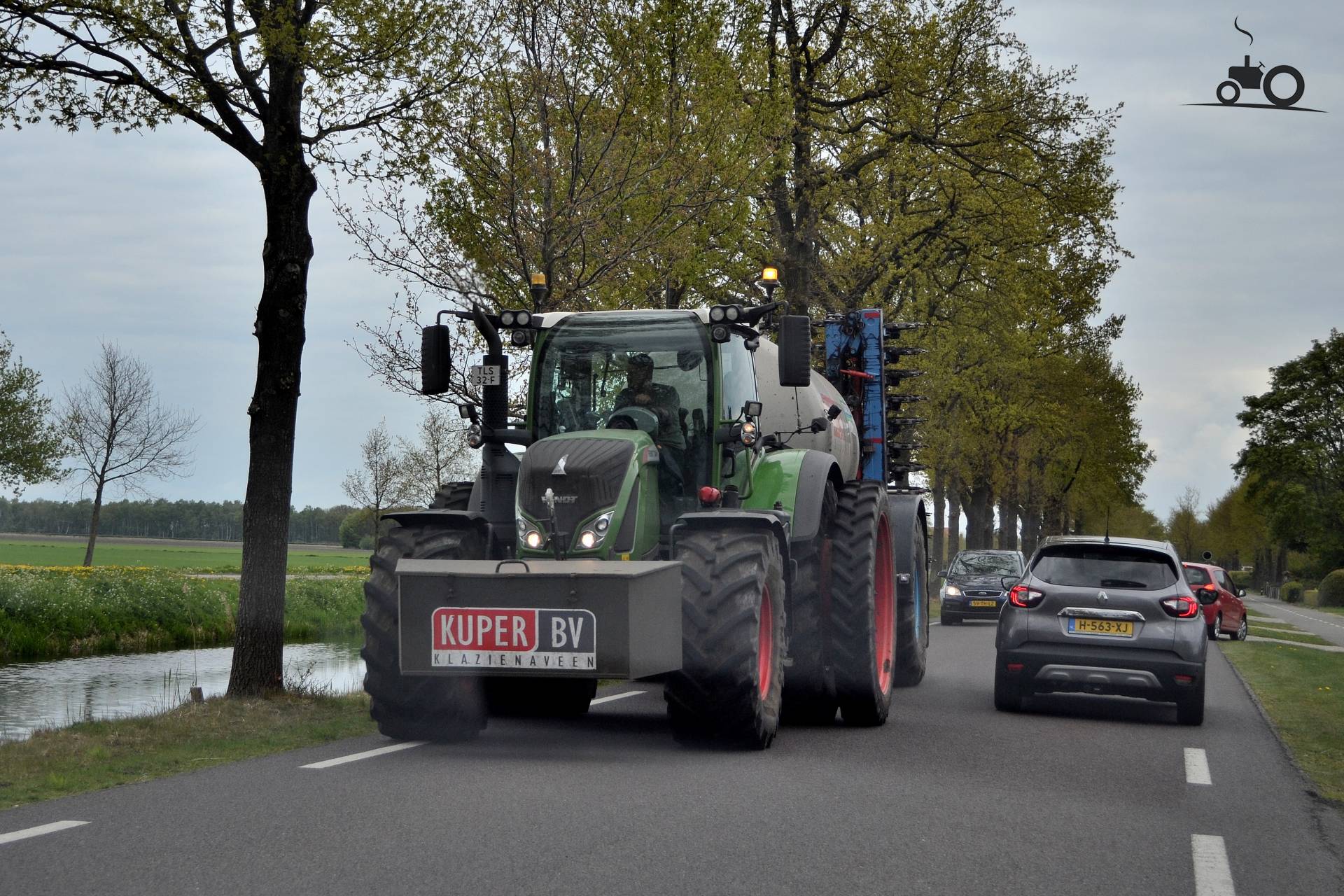 Foto Fendt 724 van Handels- en Loonbedrijf Kuper BV