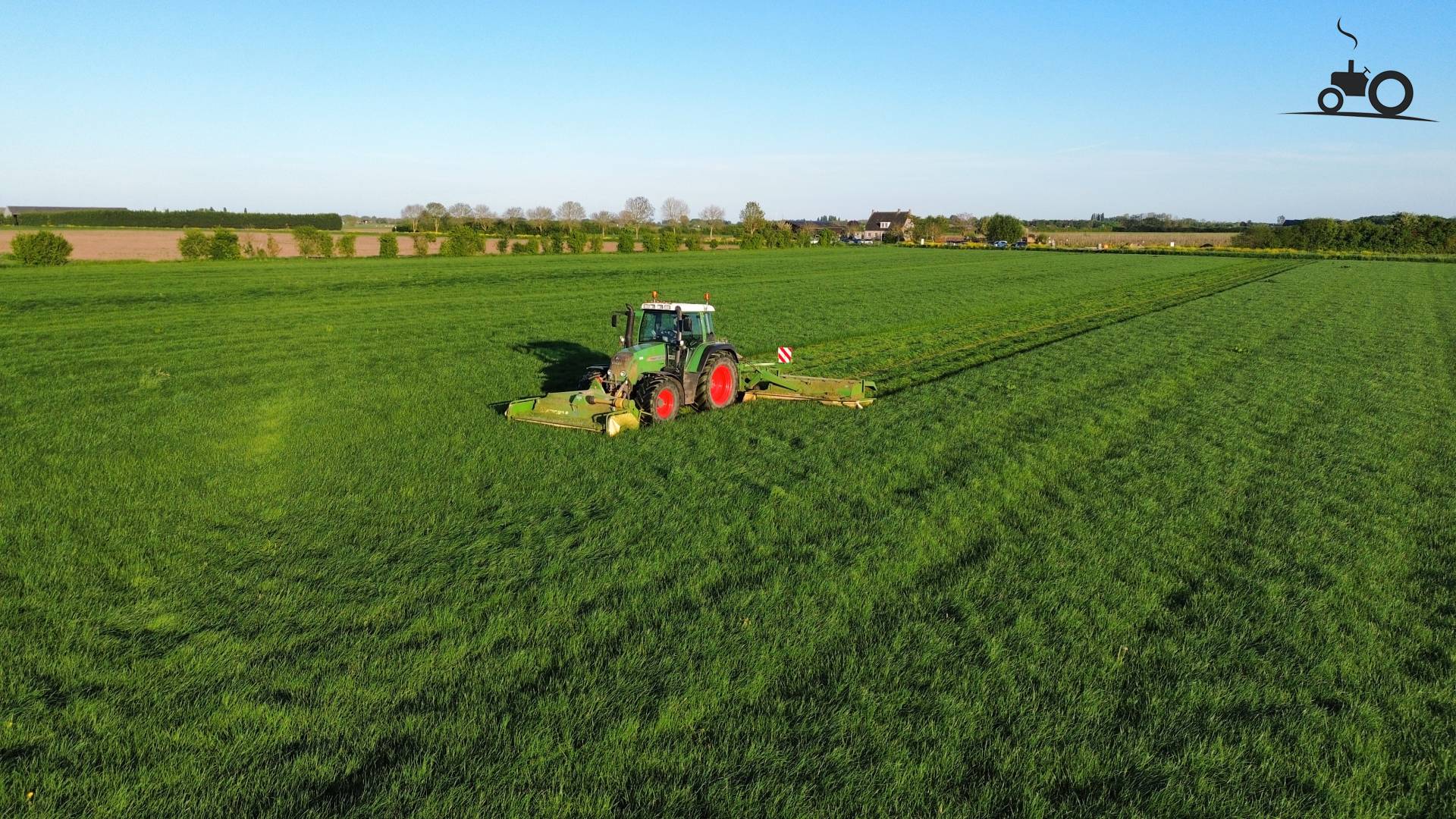 1e snee Fendt 412 met krone triple maaier 😎
