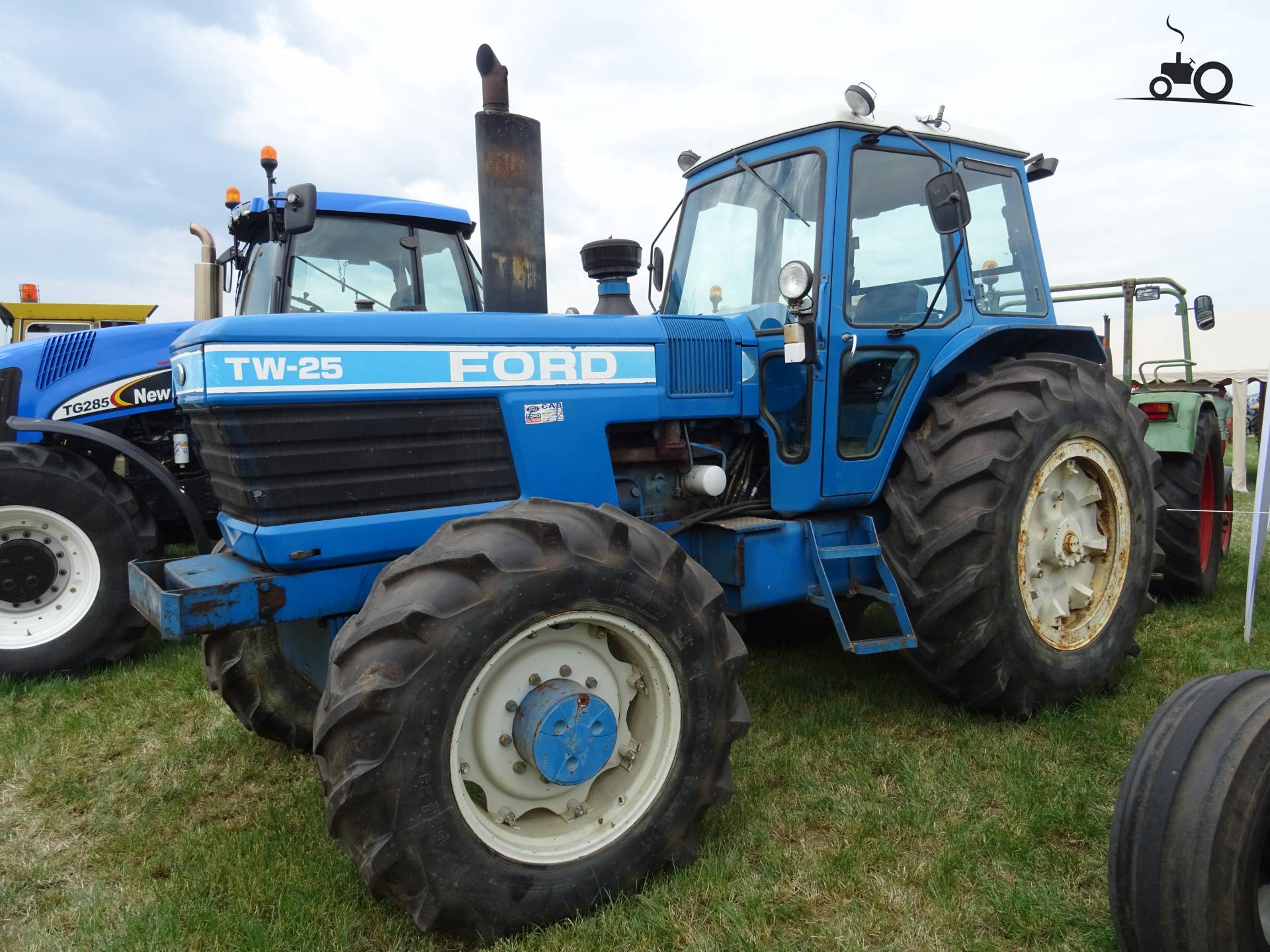 Foto Ford TW 25 #1237619