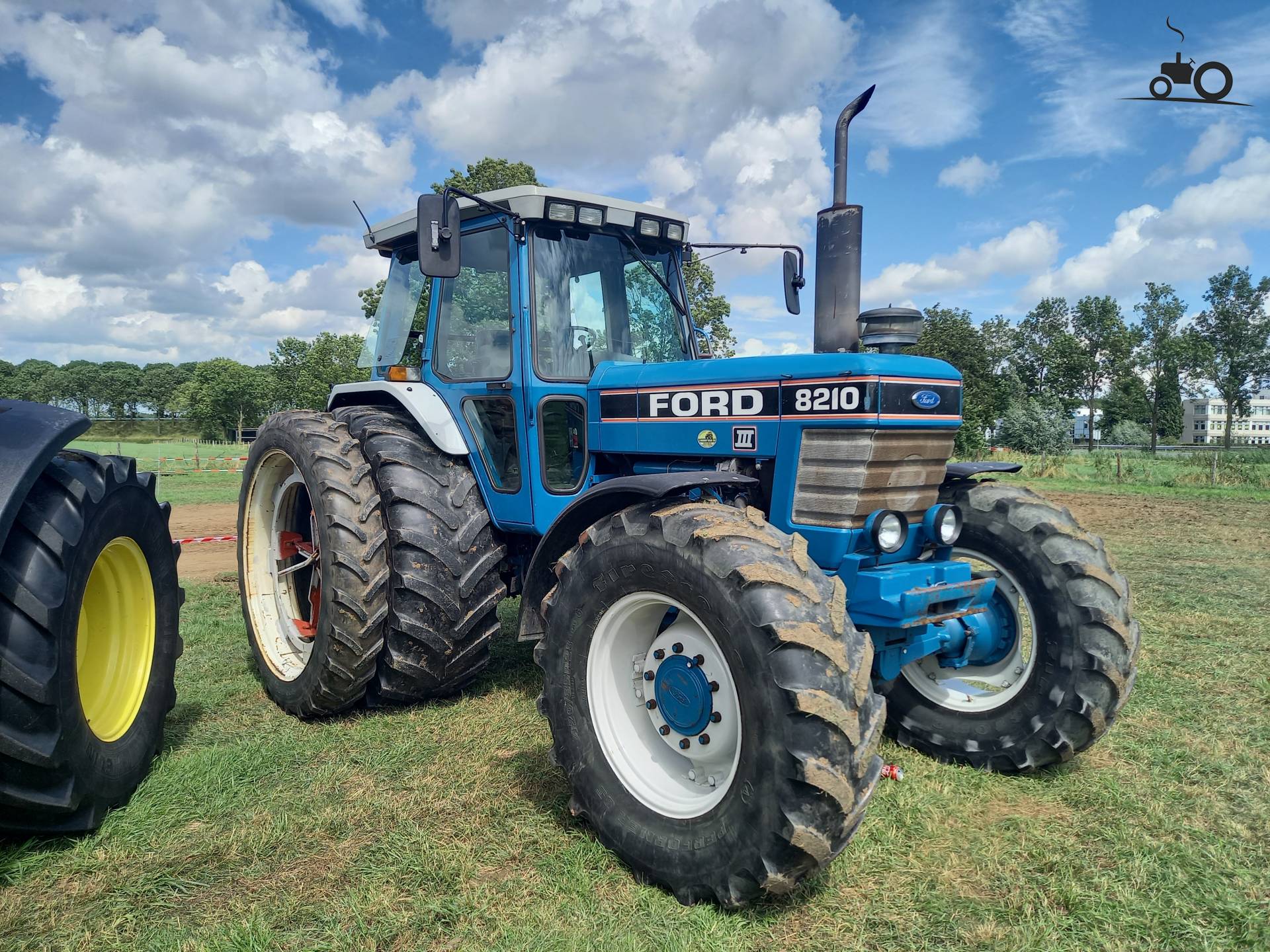 Foto Ford 8210 #1430410