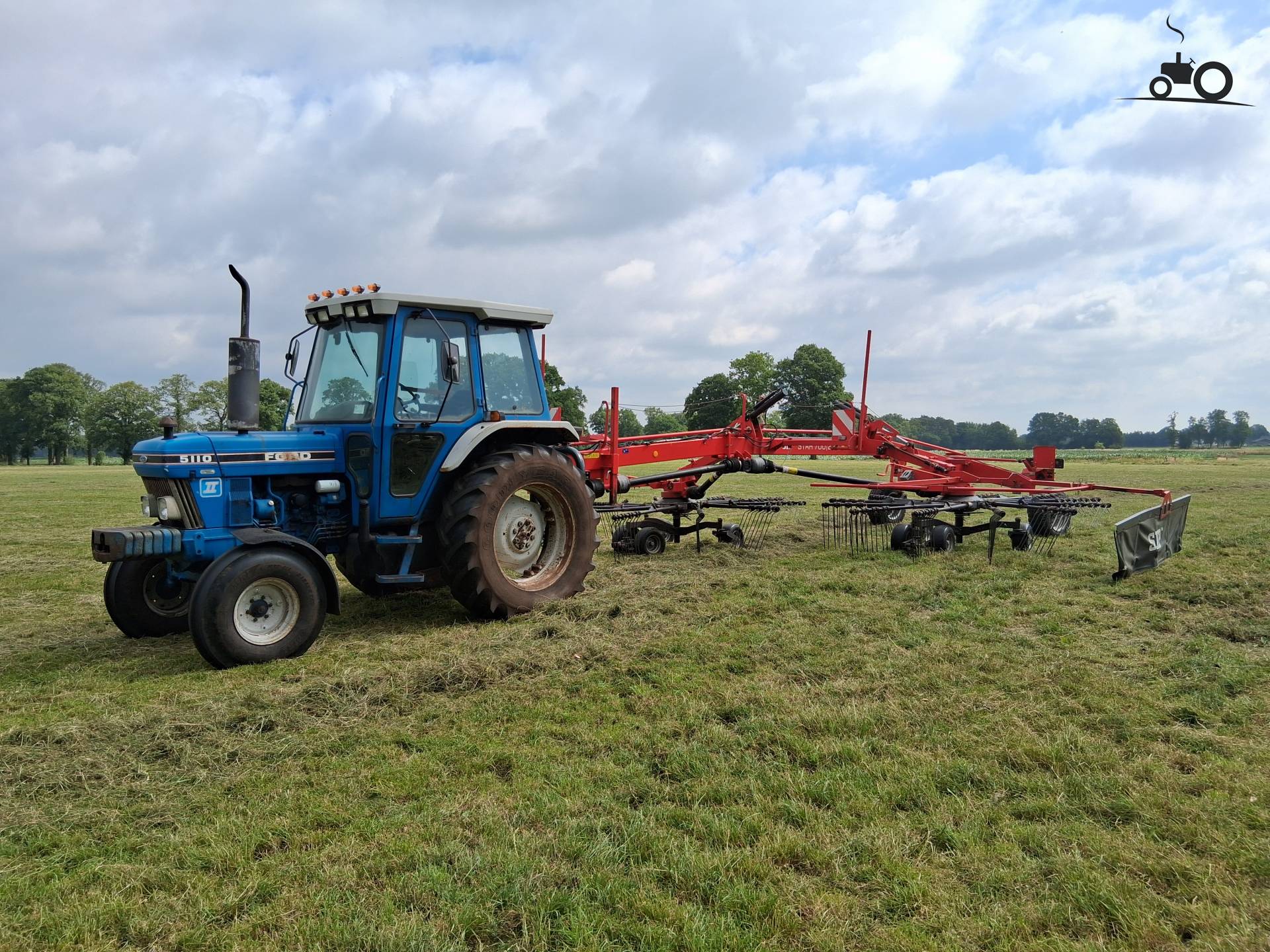 Gras harken met de Ford 5110