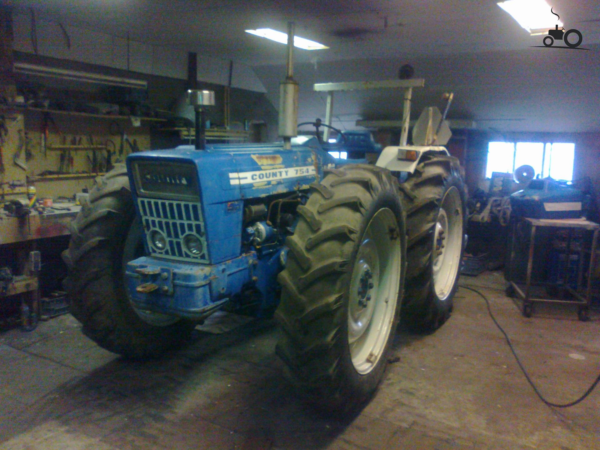 Foto County 754 van Agrarische Dienstverling J Broekroelofs