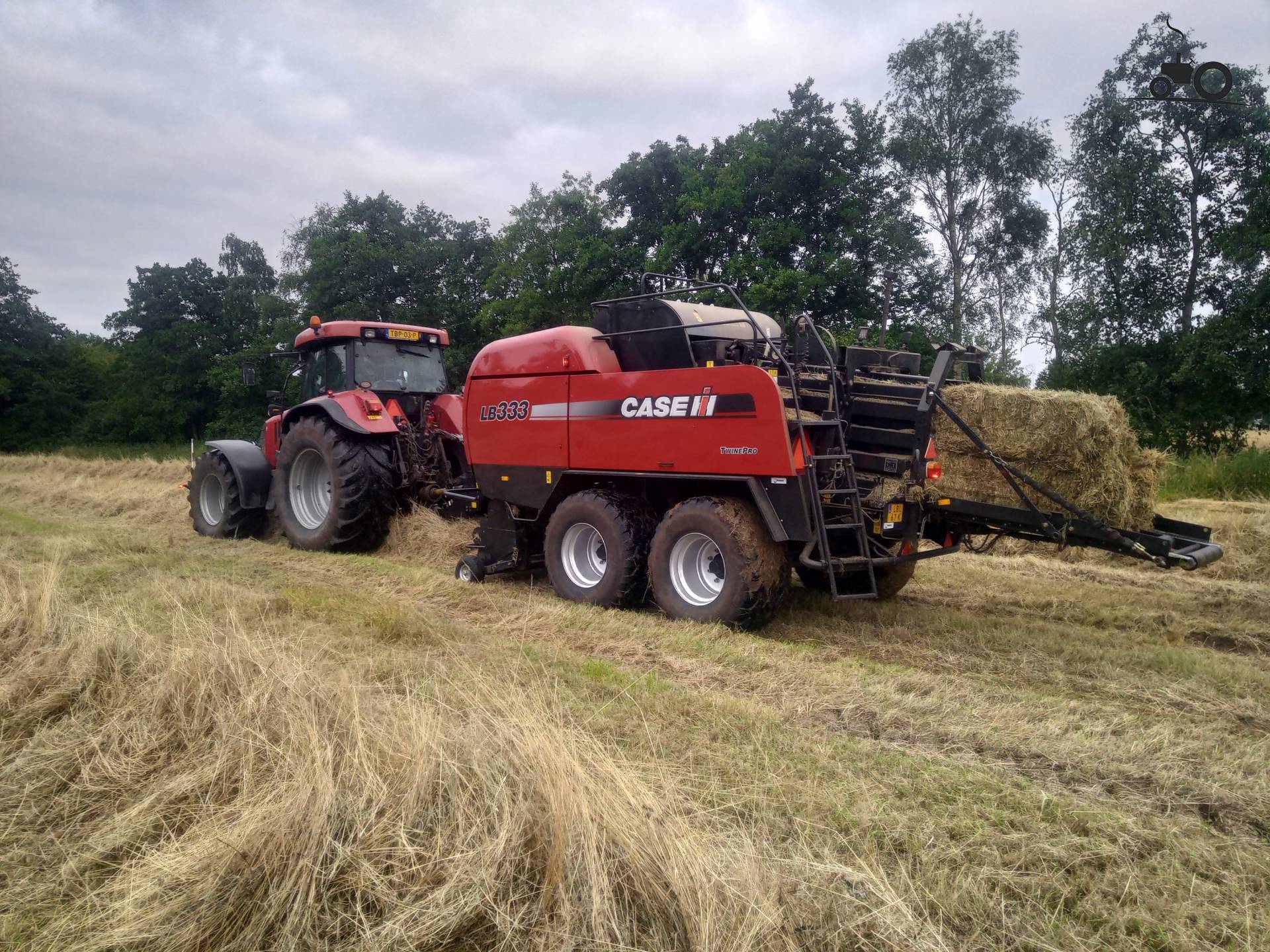 Foto Case IH LB 334R (Balenpers) van Grondverzetbedrijf W Cazemier