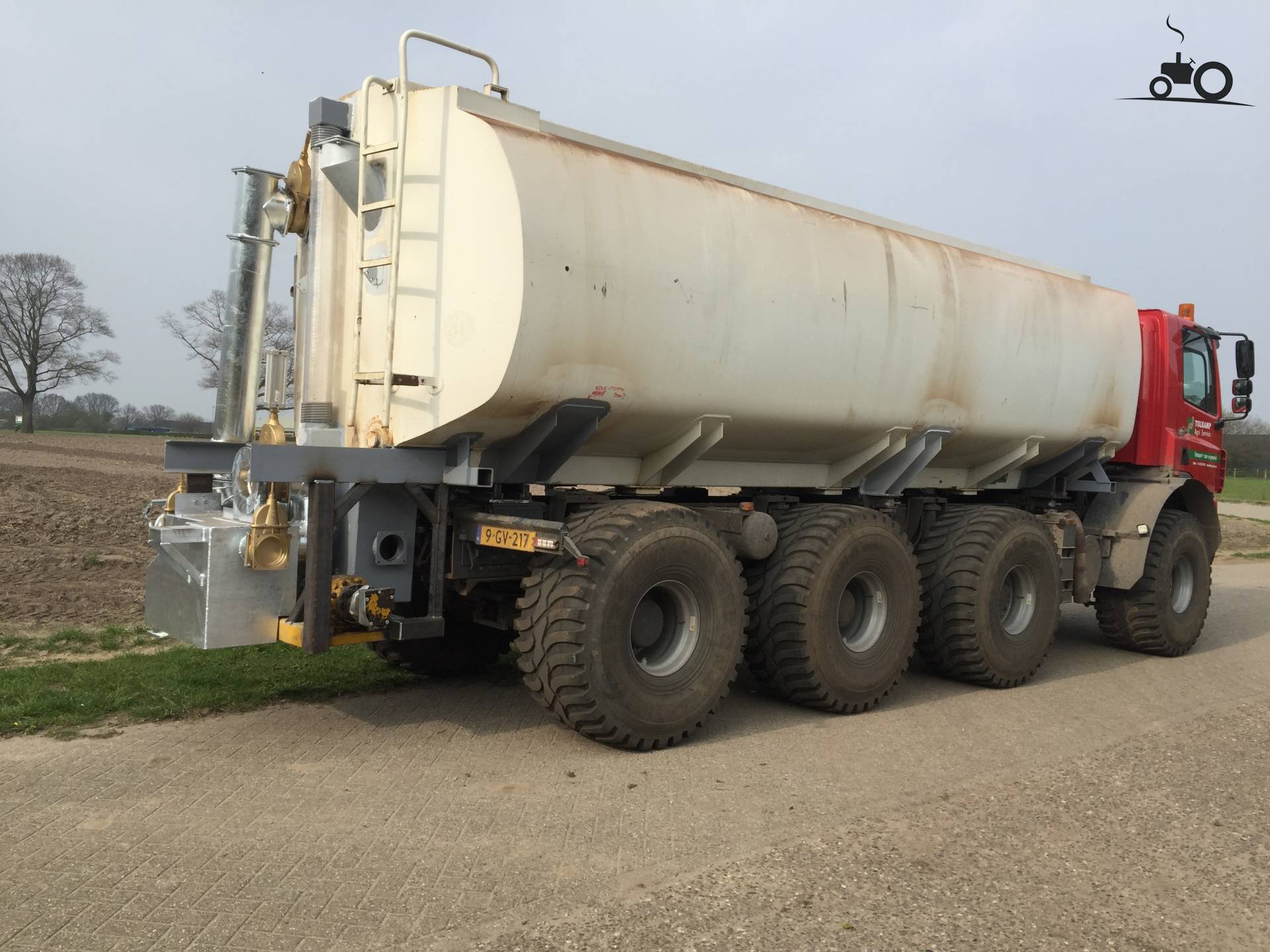 Foto GINAF Mesttruck van Tolkamp Agri Service