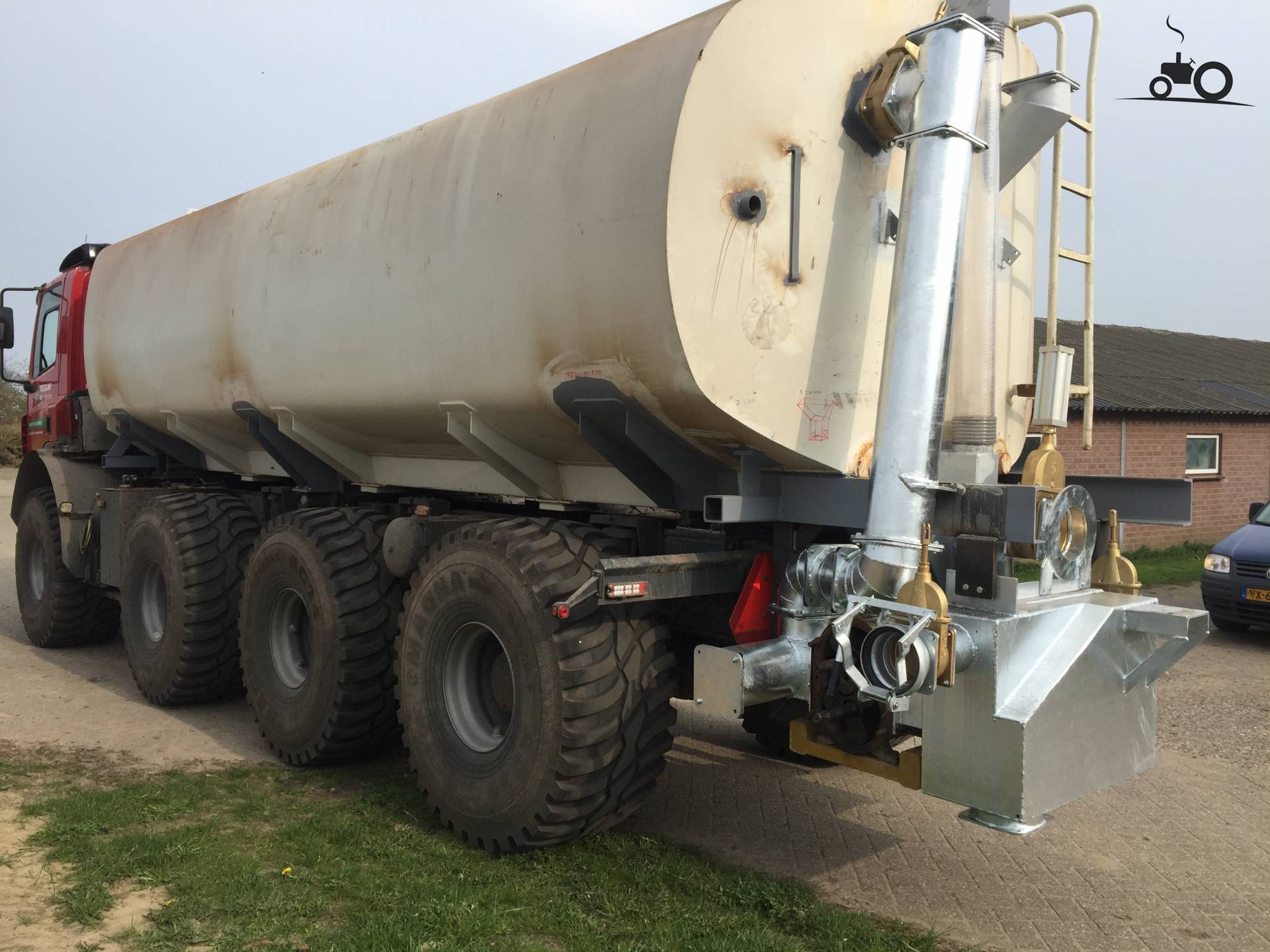 Foto GINAF Mesttruck van Tolkamp Agri Service