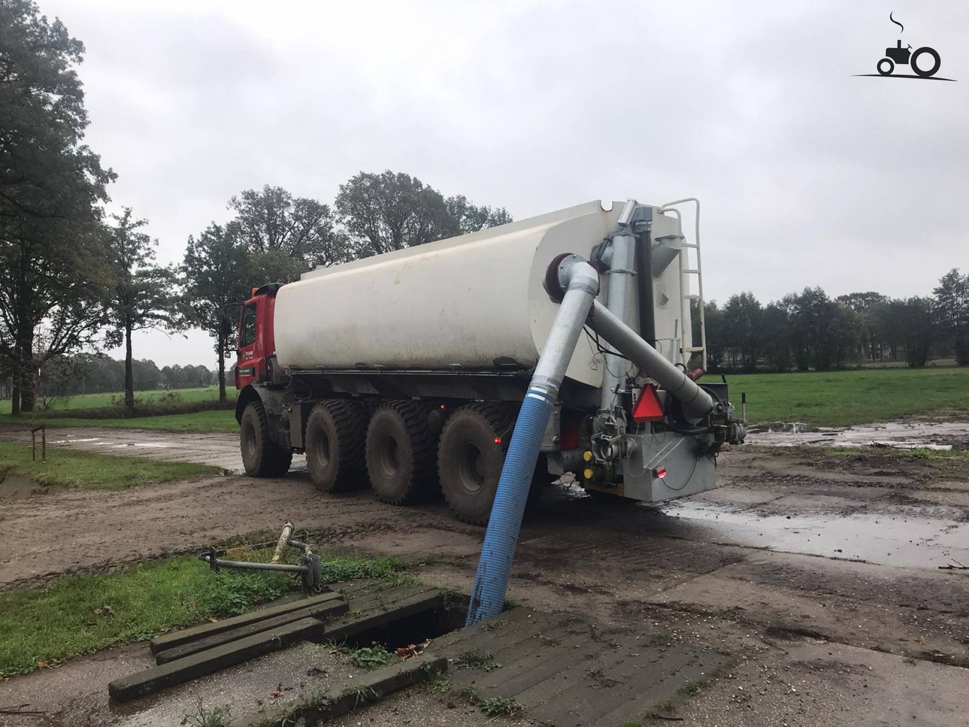 Foto GINAF Mesttruck van Tolkamp Agri Service