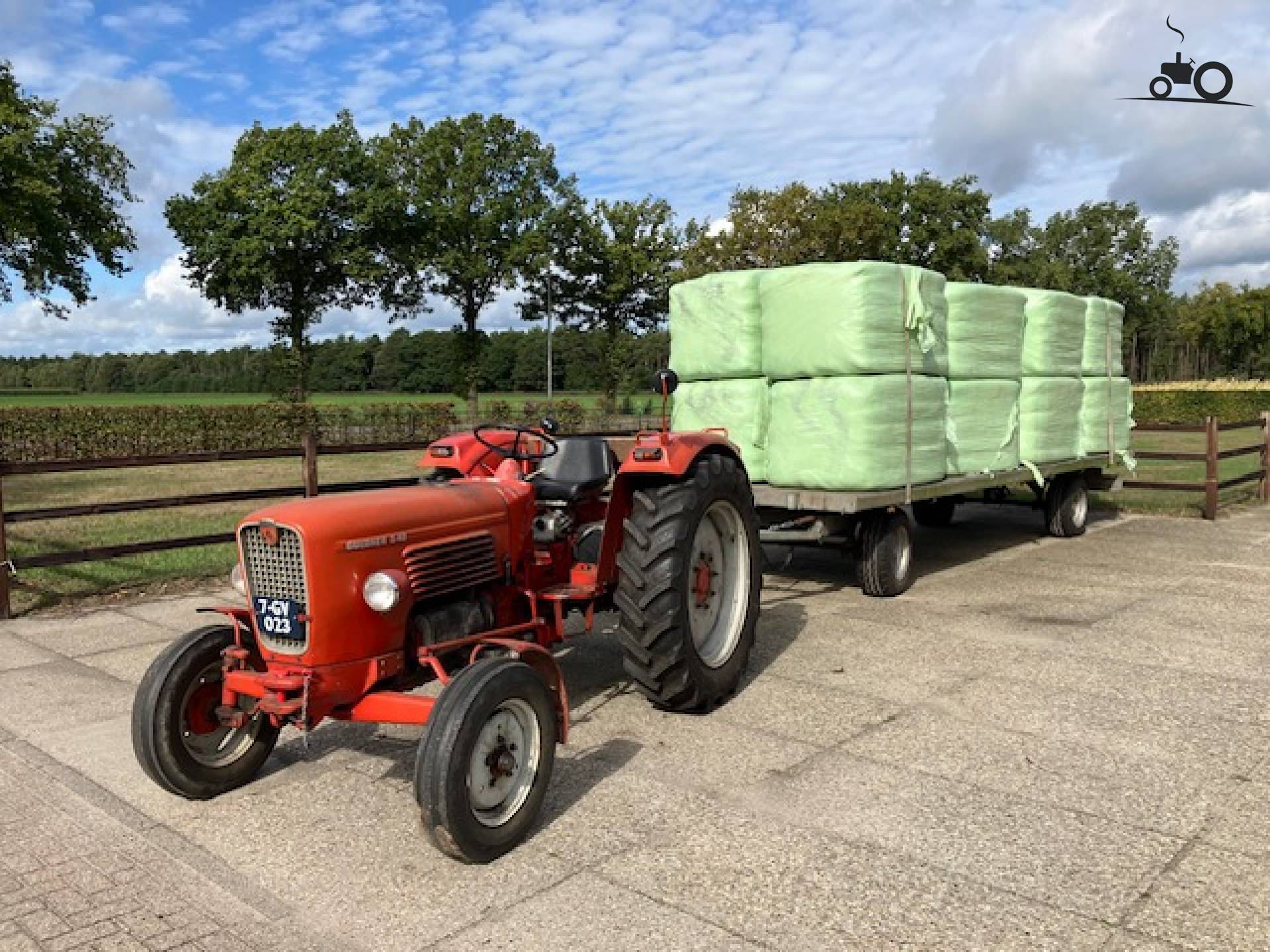 Guldner G40s met een wagen hooibalen