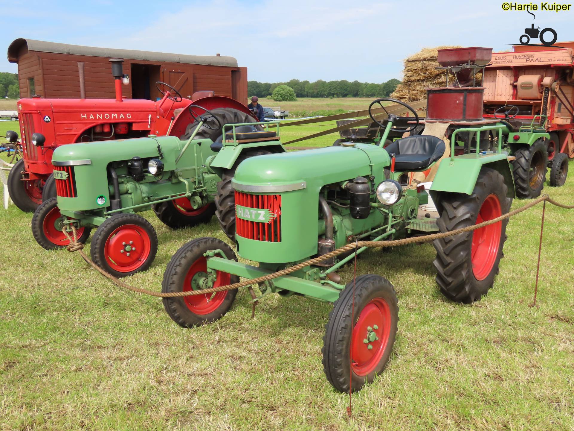 Hatz meerdere, broederlijk met touw verbonden.