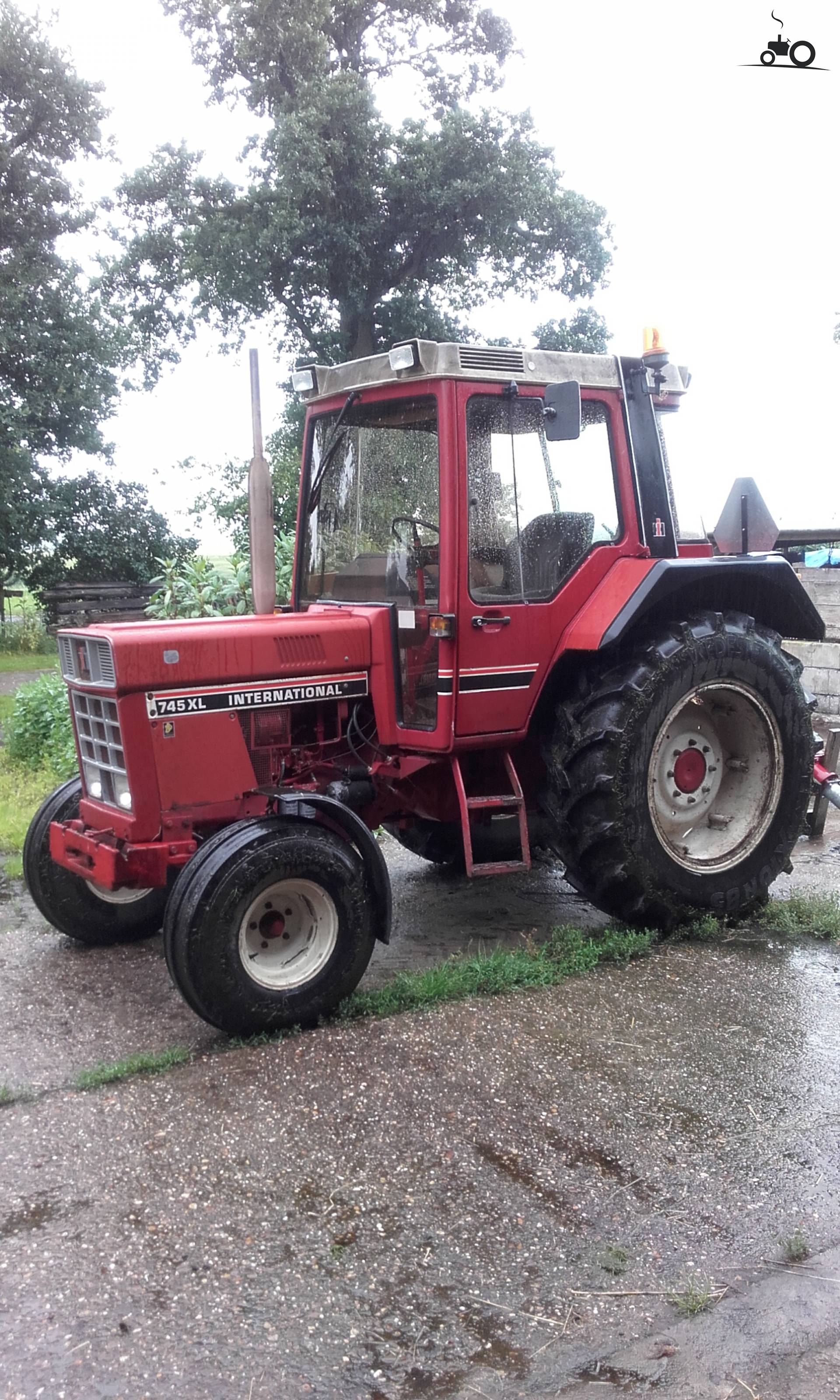 International 745 XL