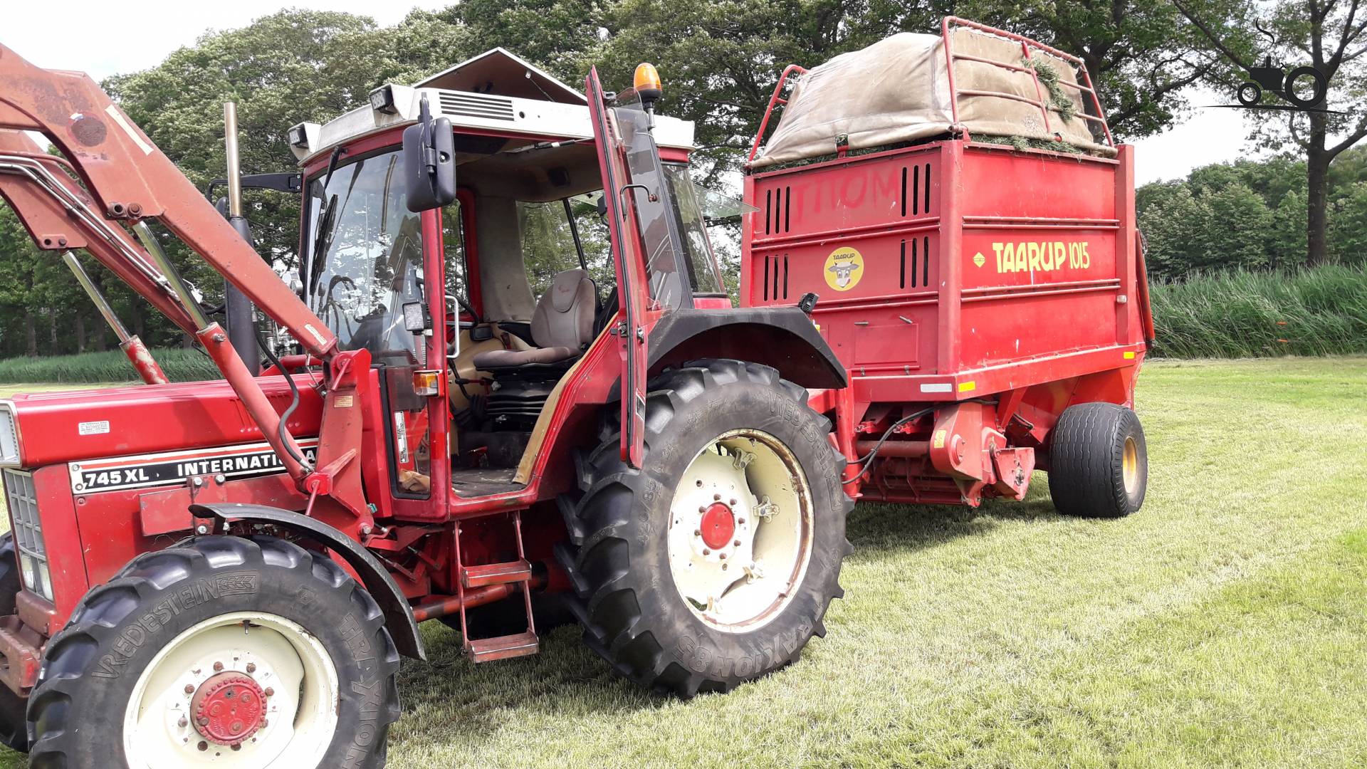 International 745 XL