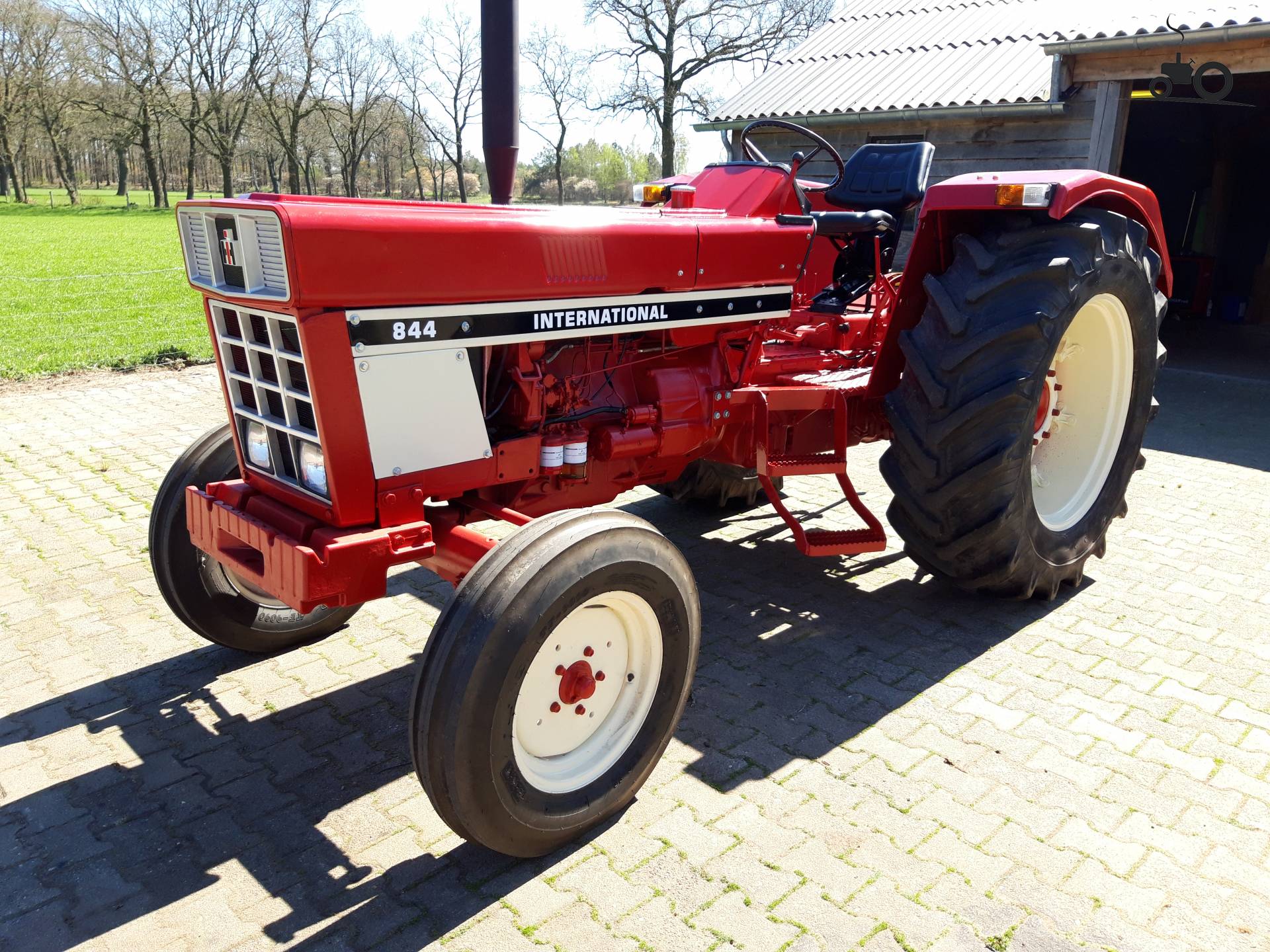 Foto International 844 S #1471456