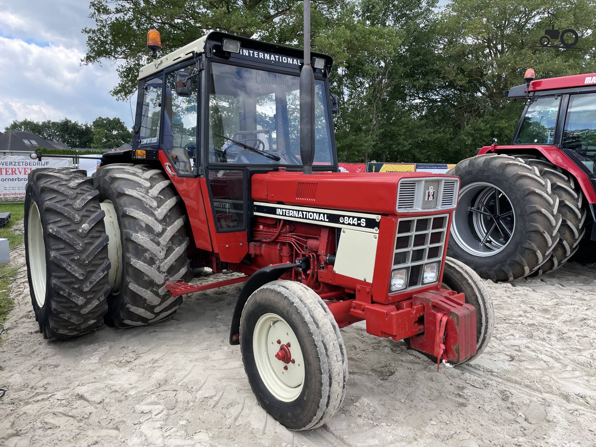 Foto International 844 S #1476092