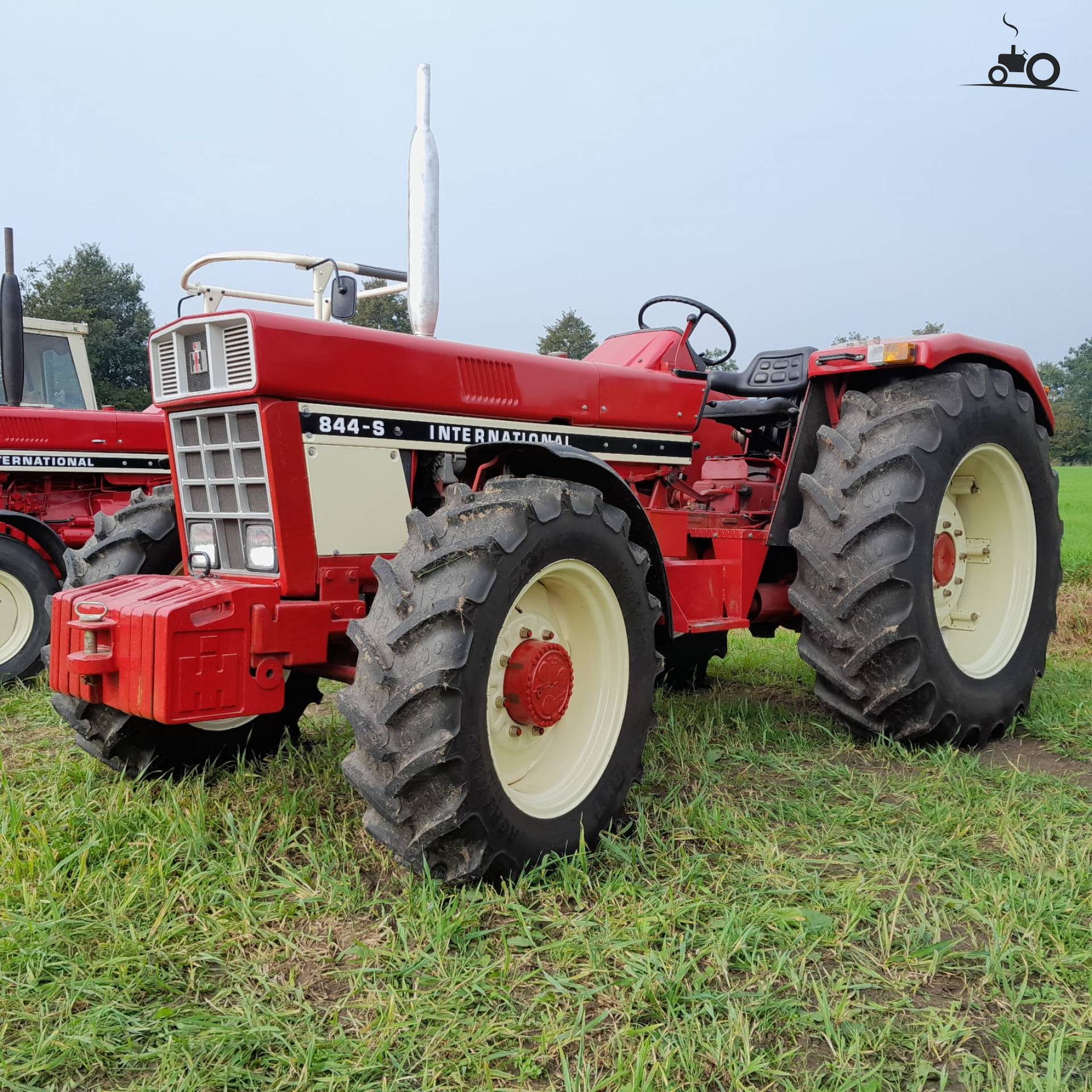 Foto International 844 S #1537658