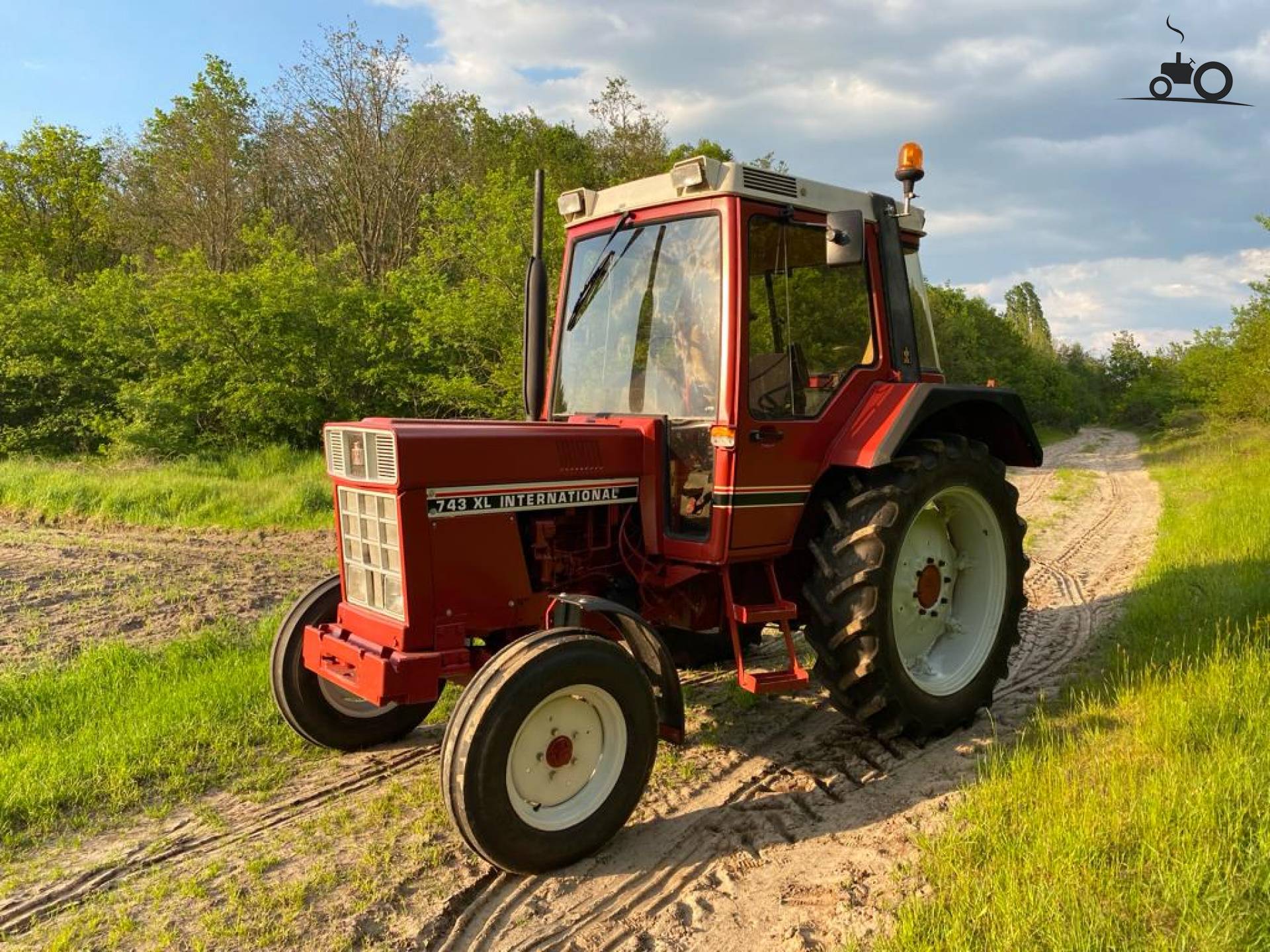 International 743 XL