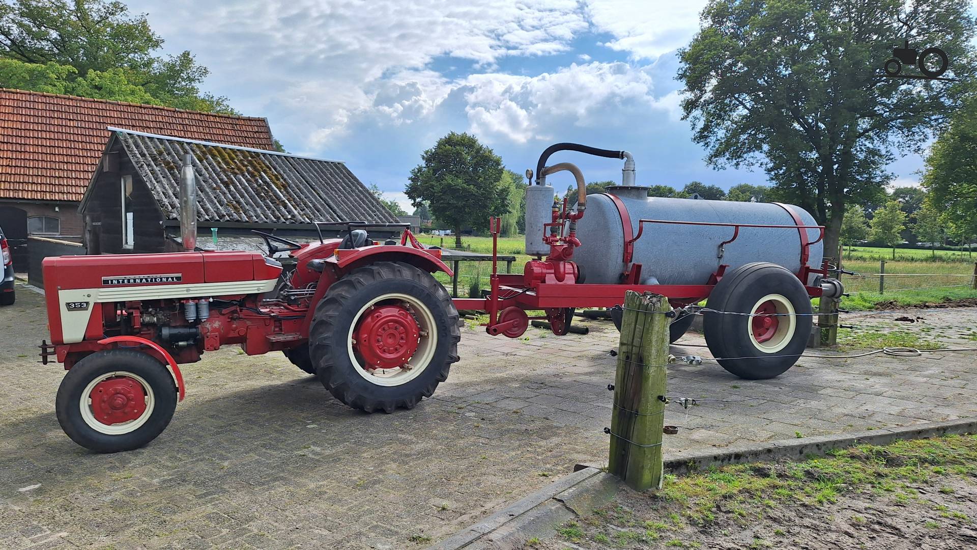 International 353 met Veenhuis tank in de IHC kleuren