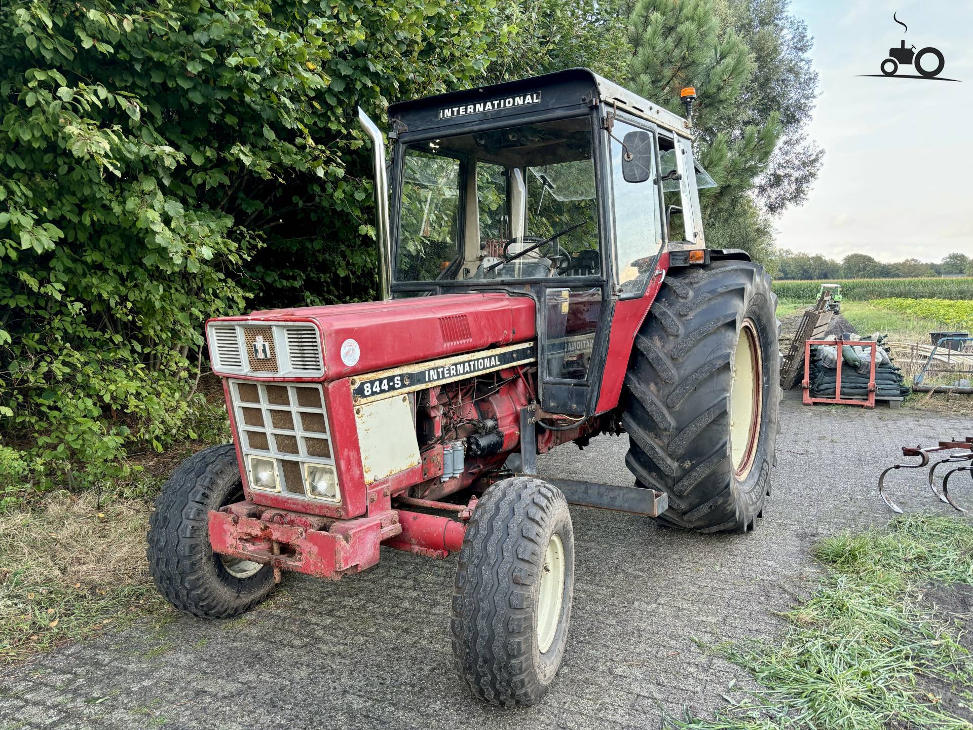 Foto International 844 S #1583850