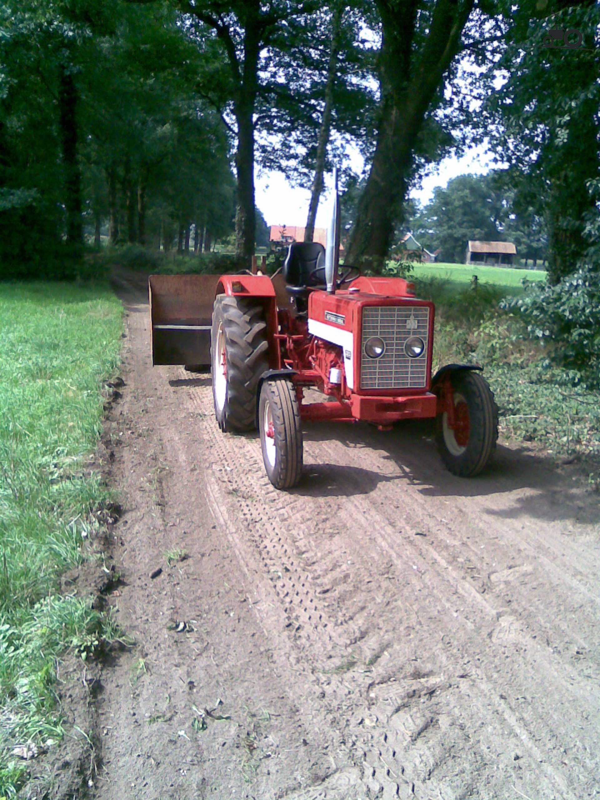 International 323 France Tracteur Image 218080