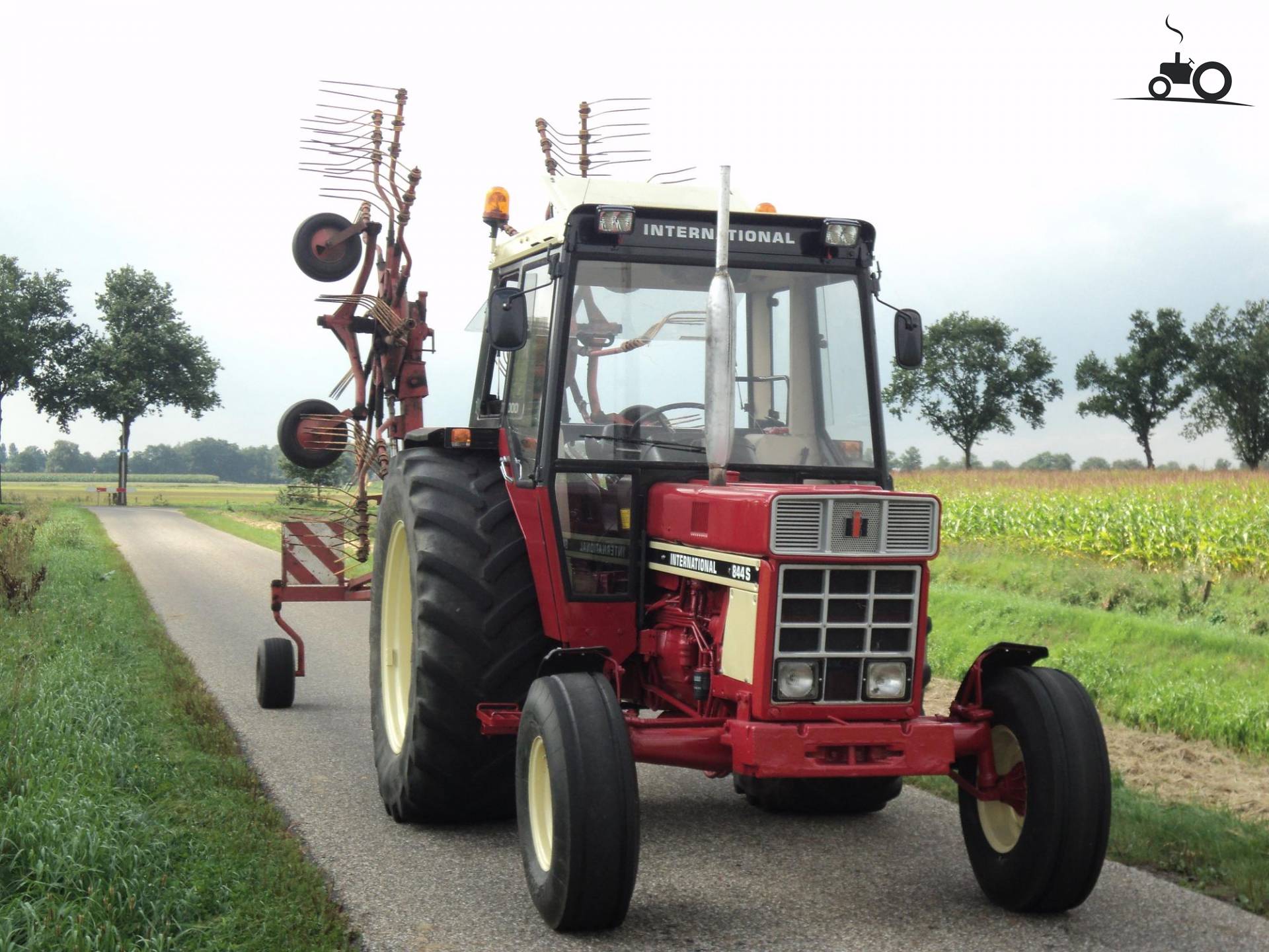 Foto International 844 S #392413